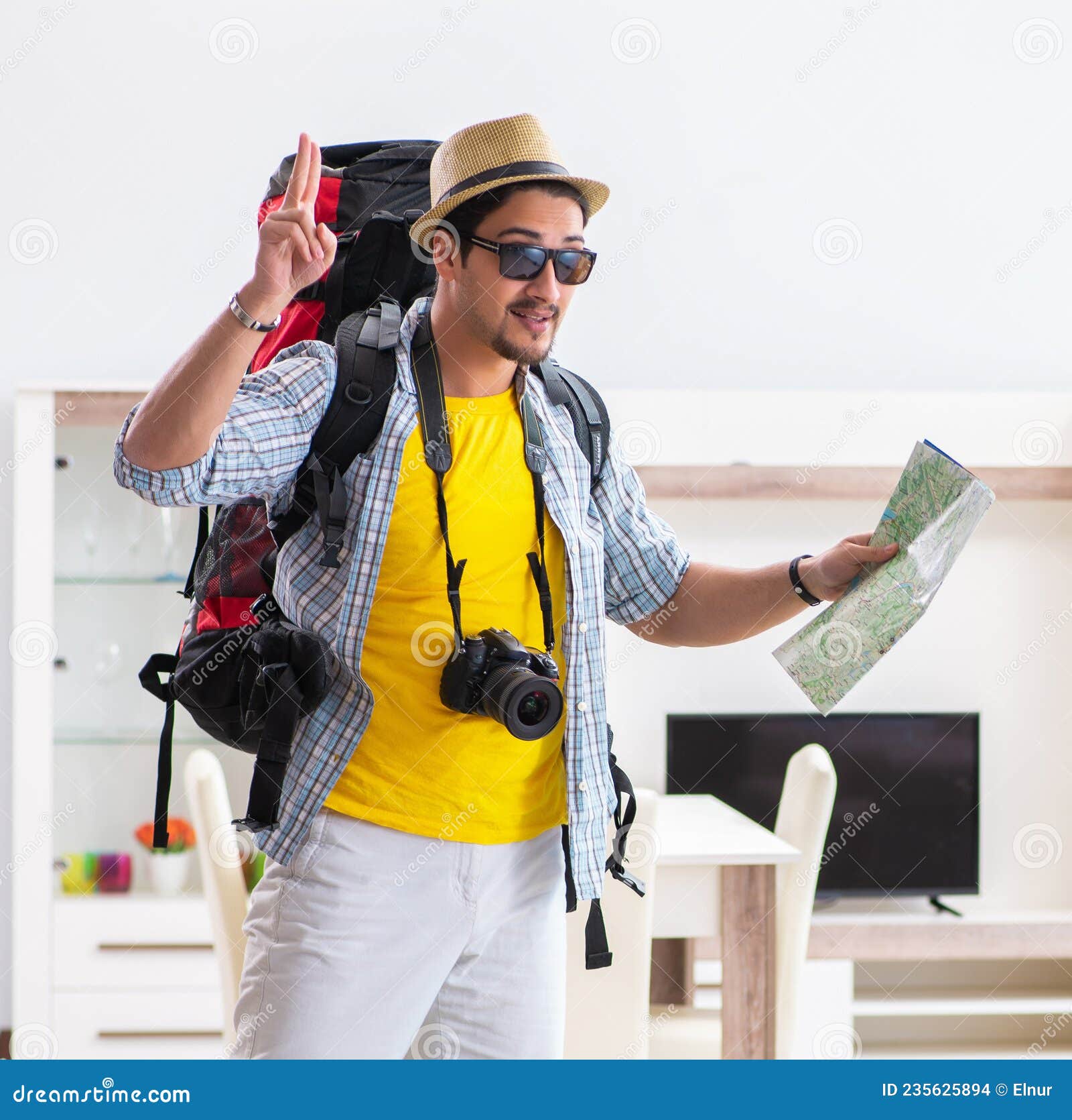 Hombre Planeando Su Viaje Con El Mapa Foto de archivo - Imagen de ...