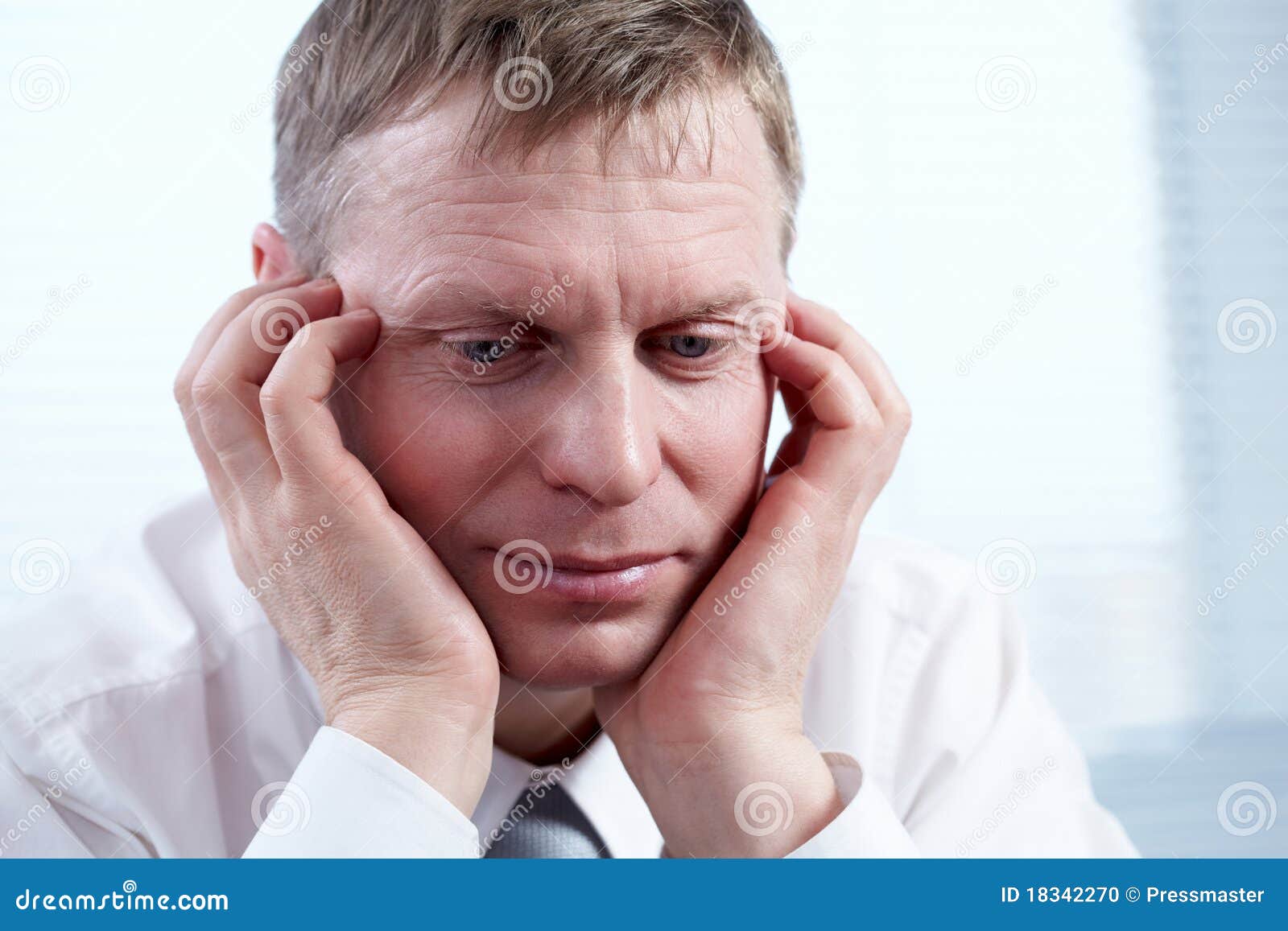 Hombre preocupado foto de archivo. Imagen de corporativo - 18342270