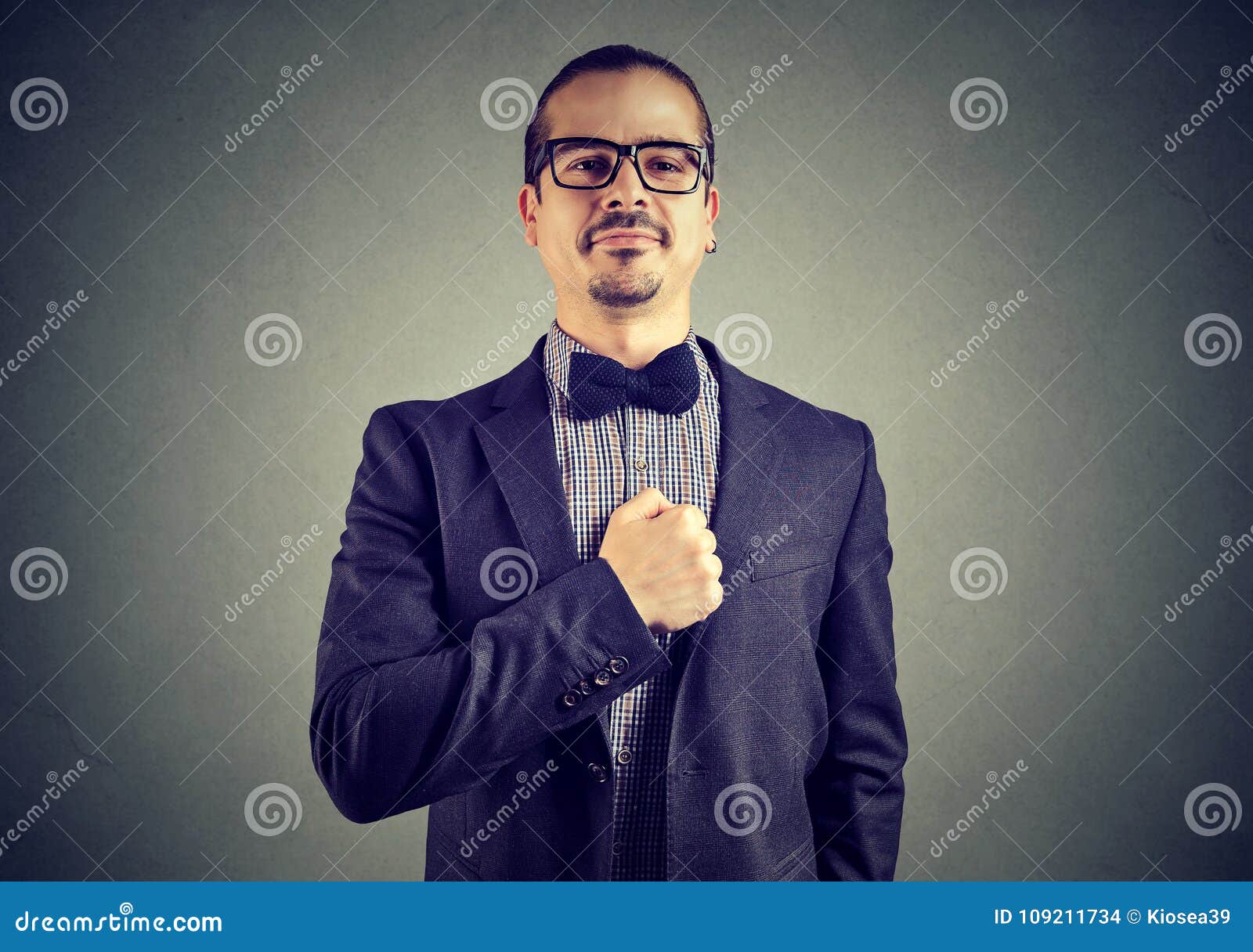 Hombre Presumido Que Presenta En Gris Foto de archivo - Imagen de ...