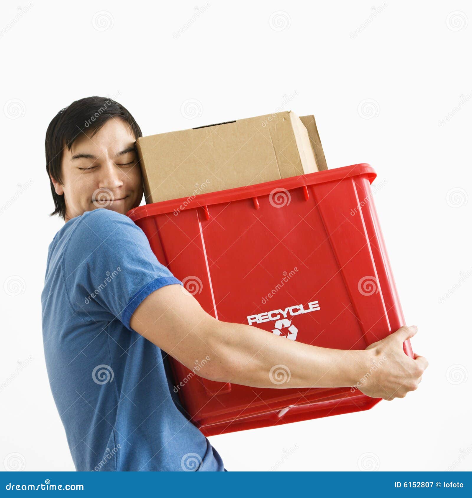 Hombre Que Abraza El Compartimiento De Reciclaje. Imagen de archivo ...