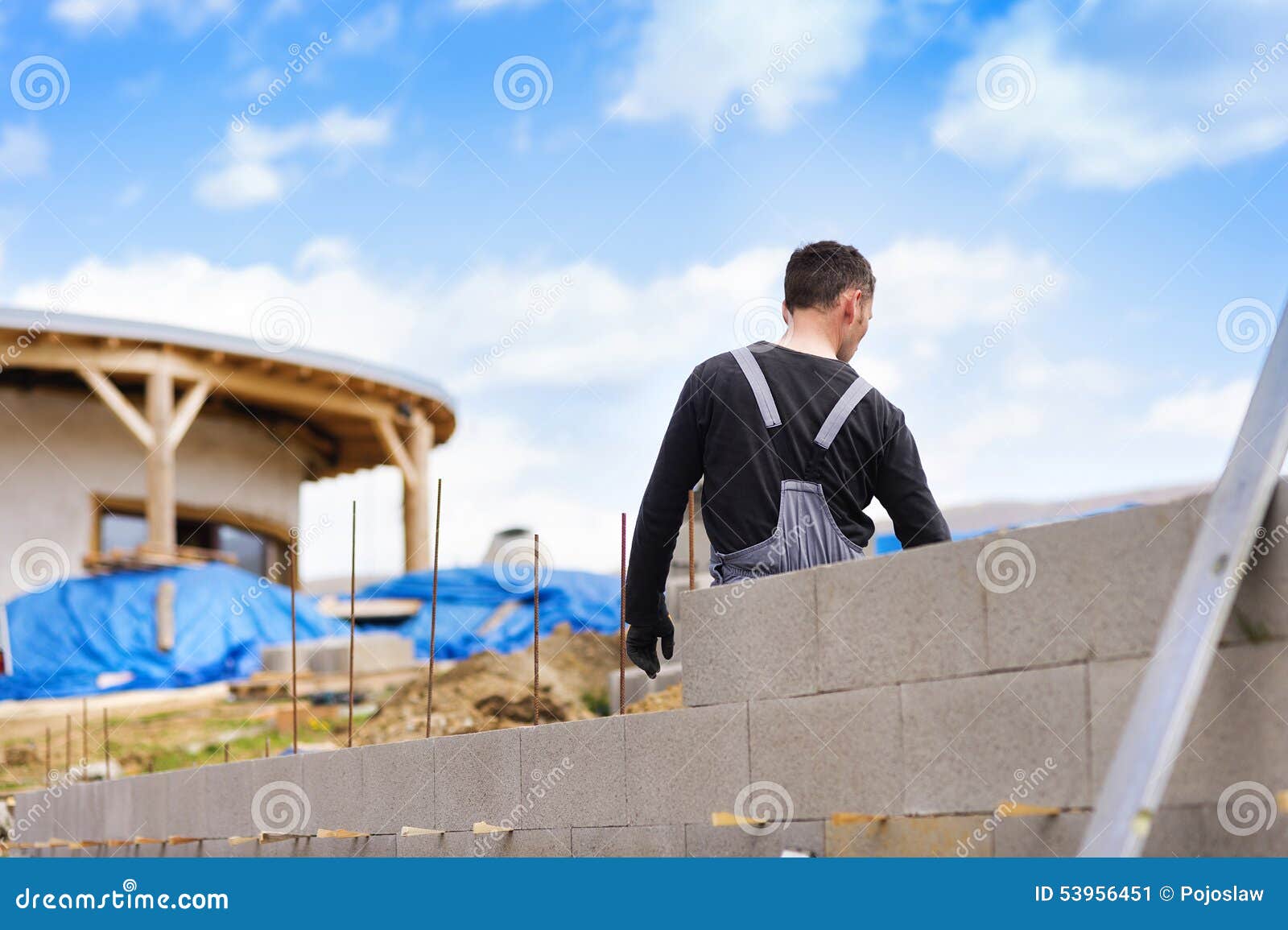 Hombre Que Construye Una Casa Imagen de archivo - Imagen de nubes ...