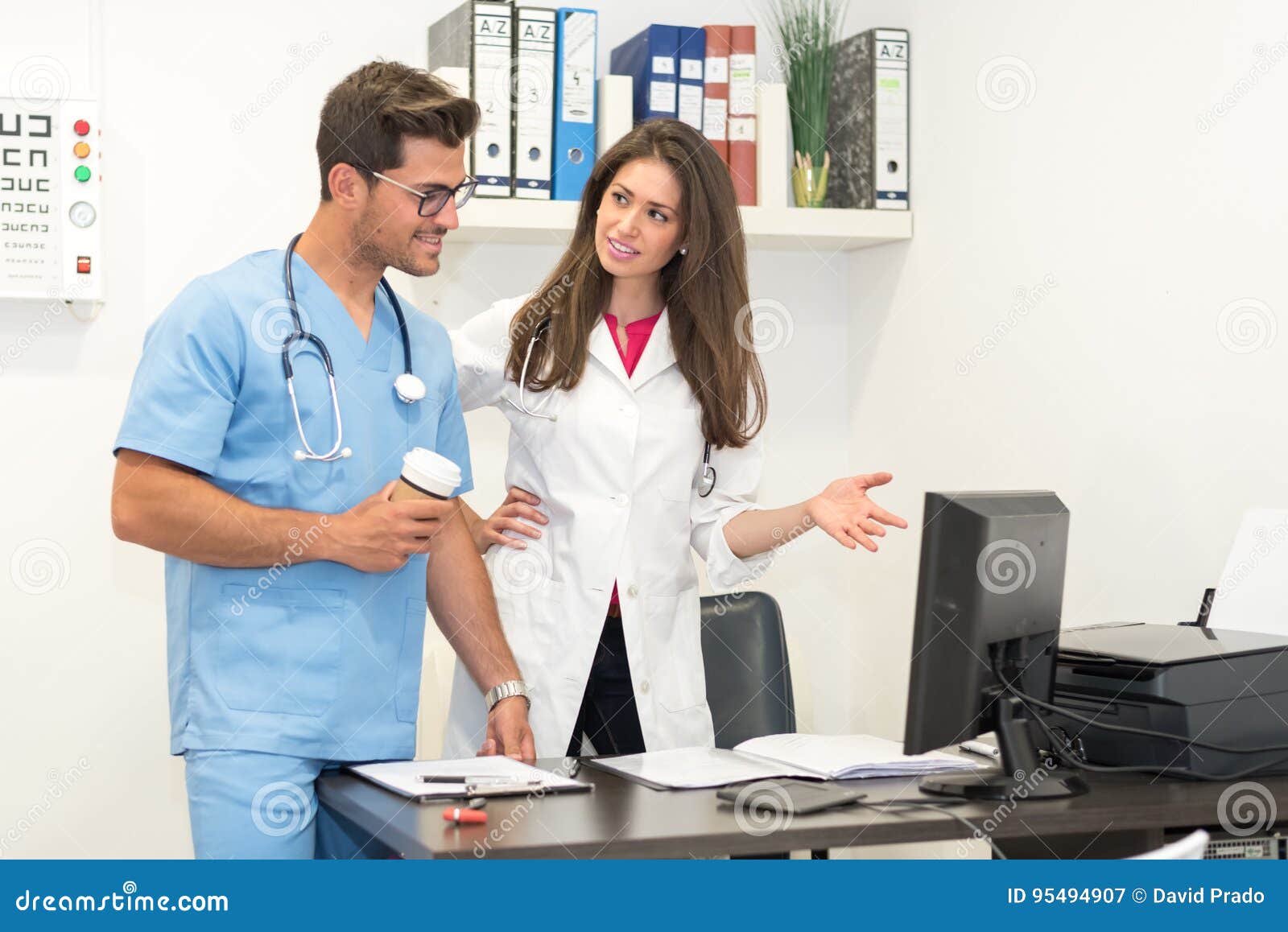 Hombre Que Consulta Con El Doctor Imagen de archivo - Imagen de ...