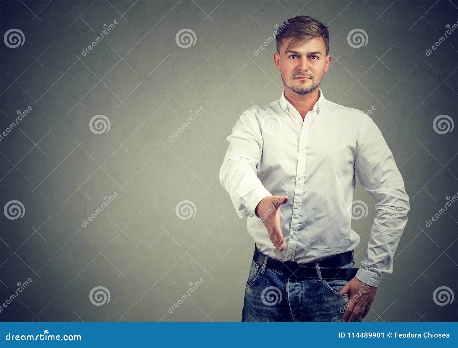 Hombre Que Da La Mano Para Sacudir Imagen de archivo - Imagen de hombre ...