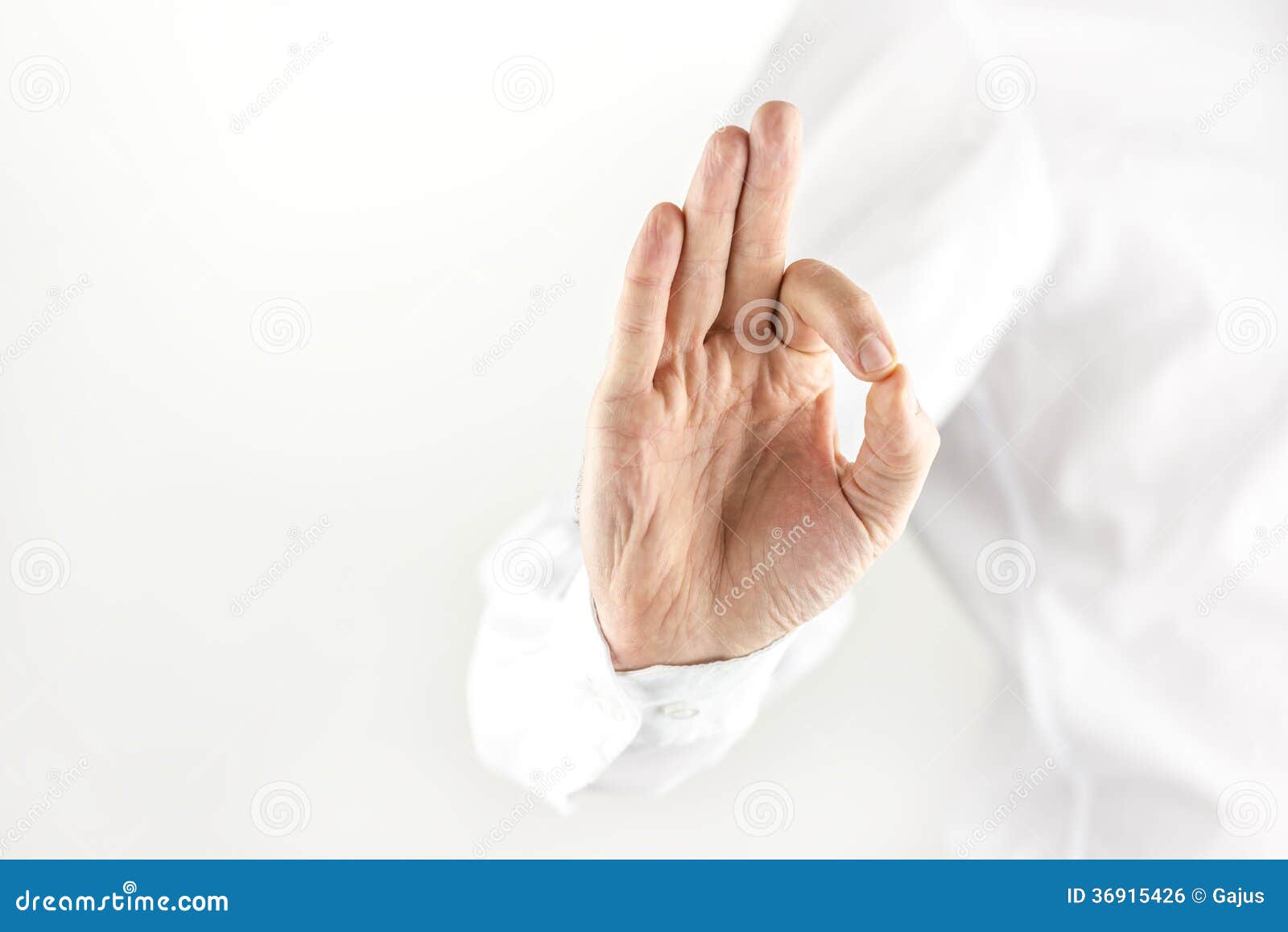 Hombre Que Da Un Gesto Perfecto Foto de archivo - Imagen de grado ...