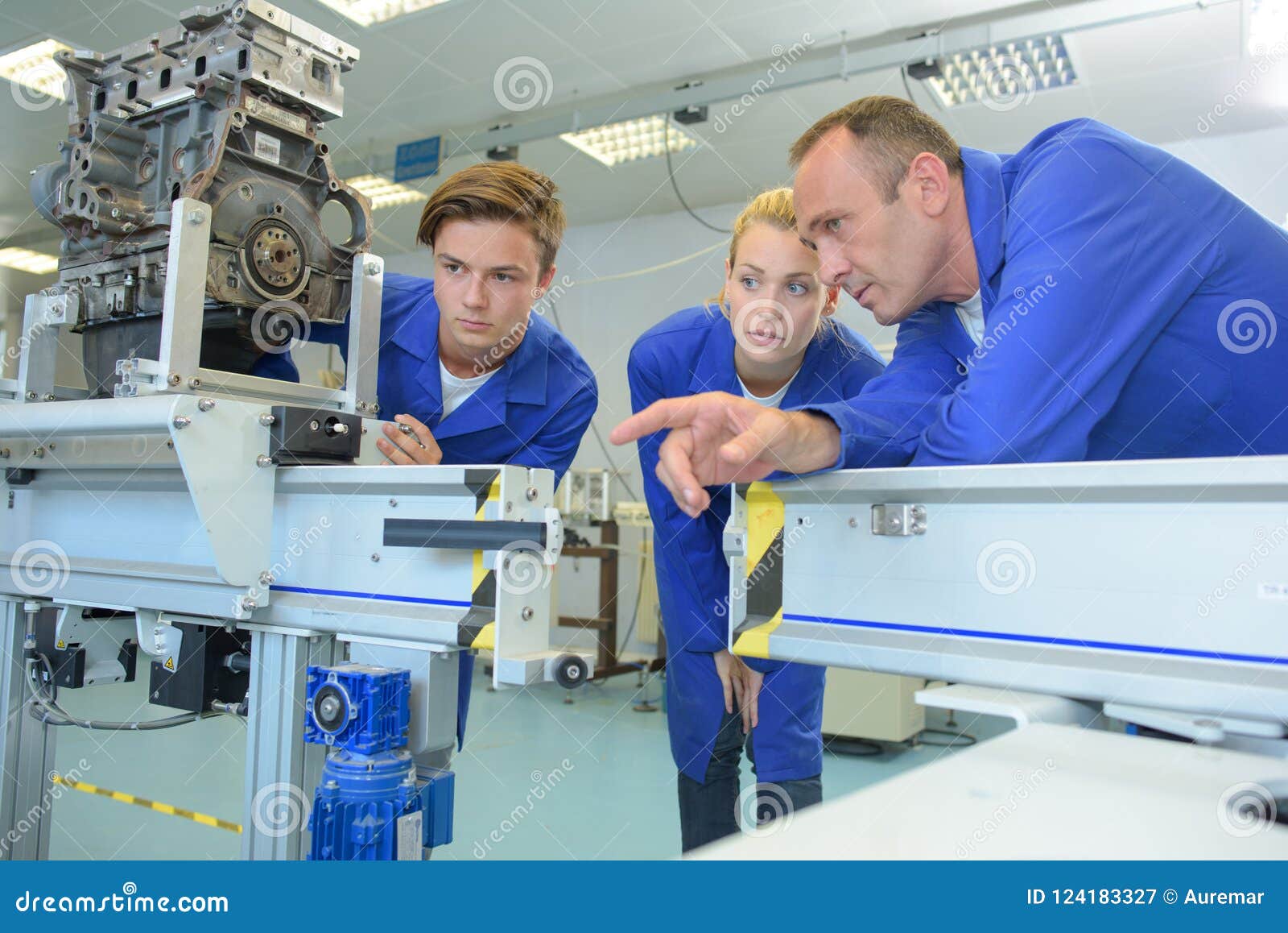 Hombre Que Explica a Dos Aprendices Imagen de archivo - Imagen de ...