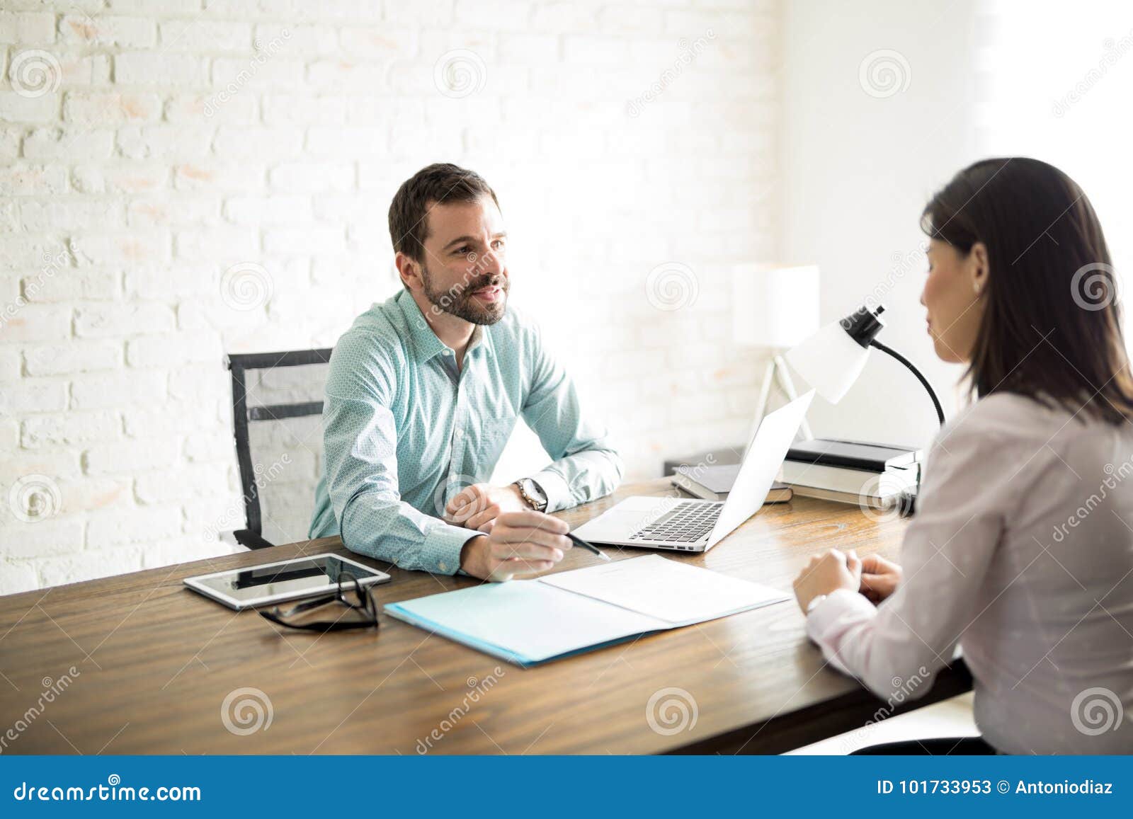 Hombre Que Explica El Acuerdo Al Cliente Imagen de archivo - Imagen de ...