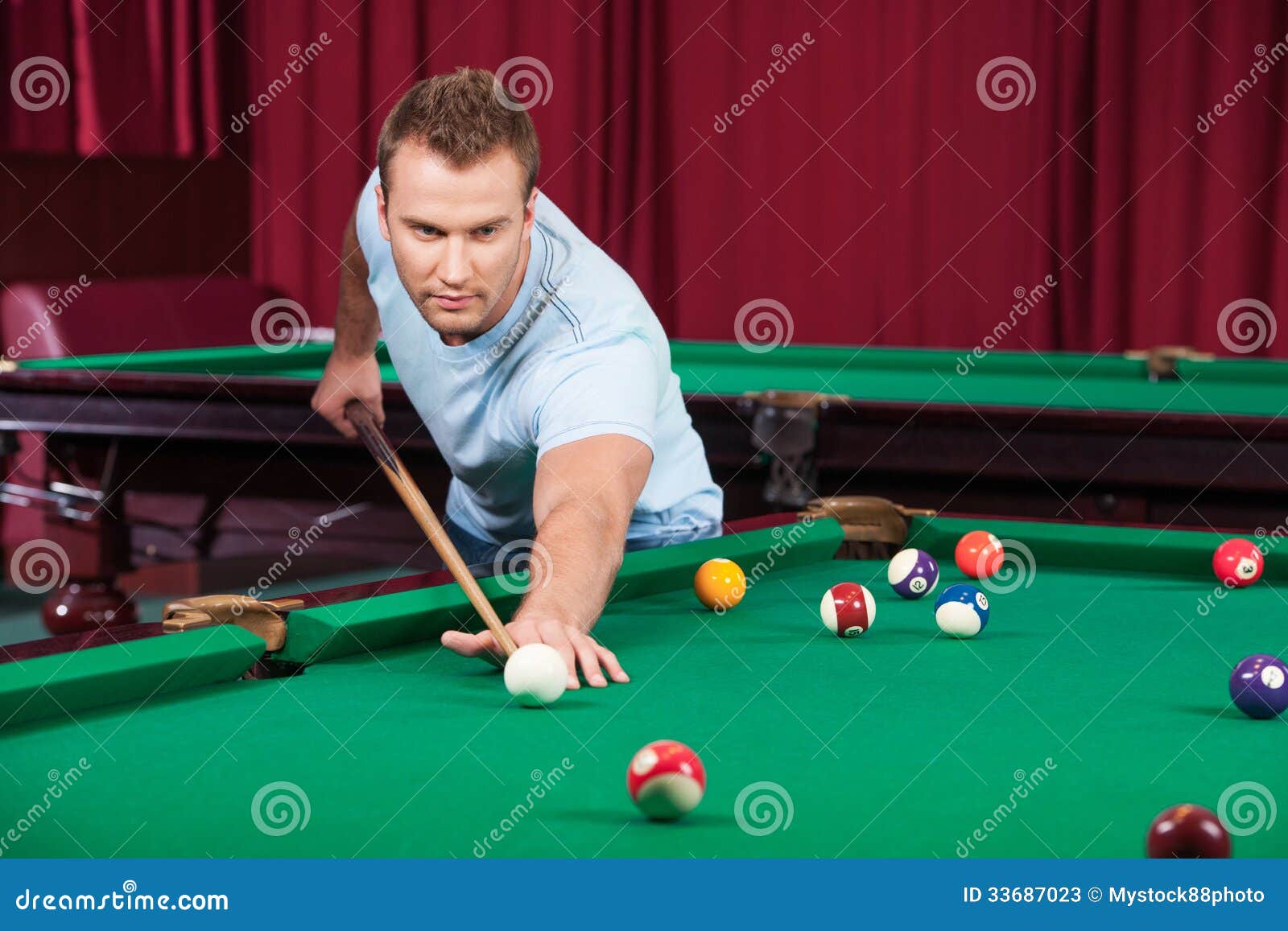 Hombre Que Juega Al Billar. Imagen de archivo - Imagen de grupo ...