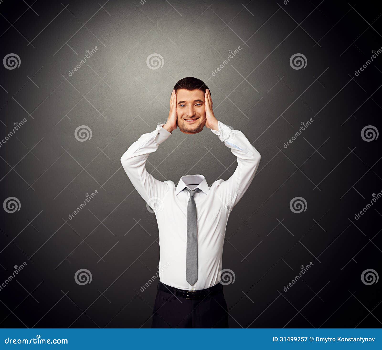 Hombre Que Lleva a Cabo Su Cabeza Sonriente En Manos Imagen de archivo ...