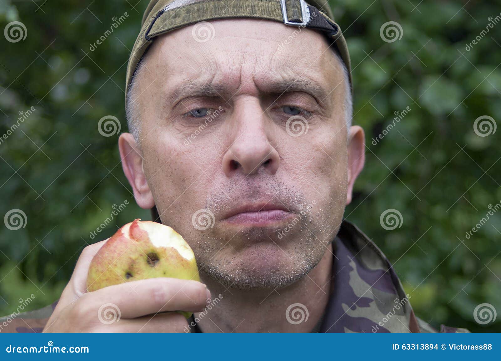 Hombre Que Mastica La Comida Foto de archivo - Imagen de persona ...