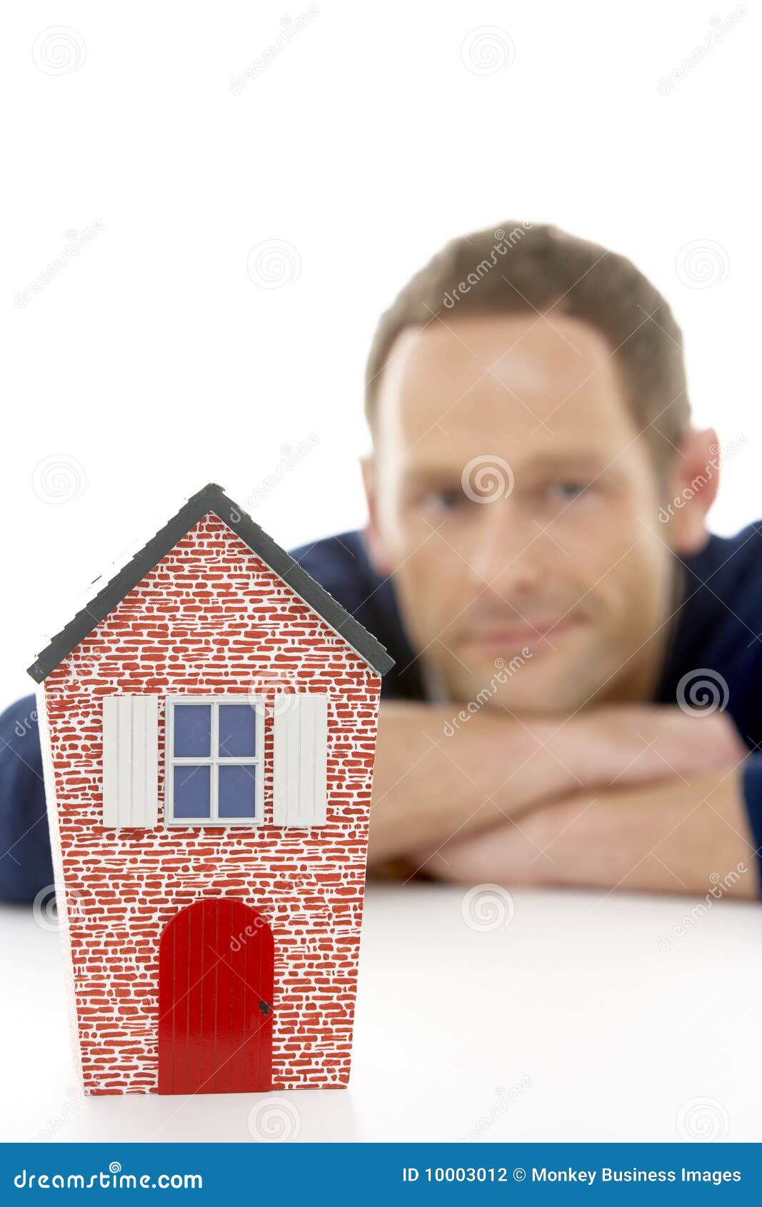 Hombre Que Mira La Casa Modelo Foto de archivo - Imagen de tarifa ...