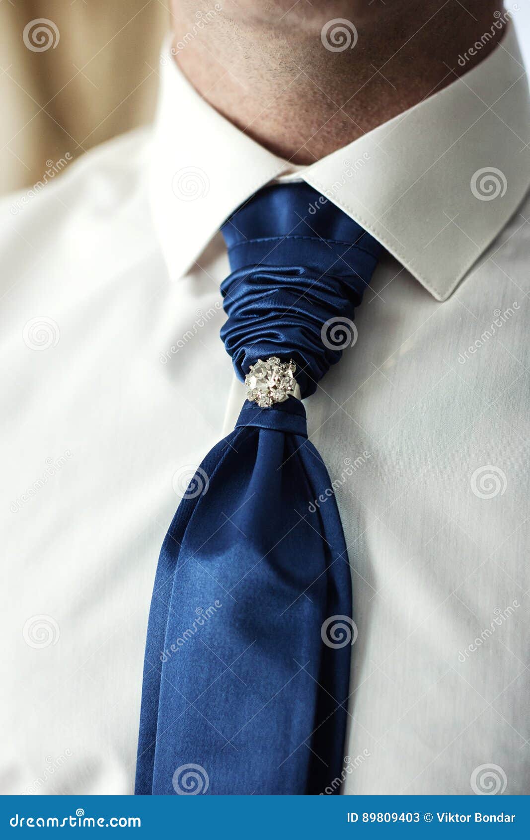 Hombre que pone en un lazo imagen de archivo. Imagen de profesional ...