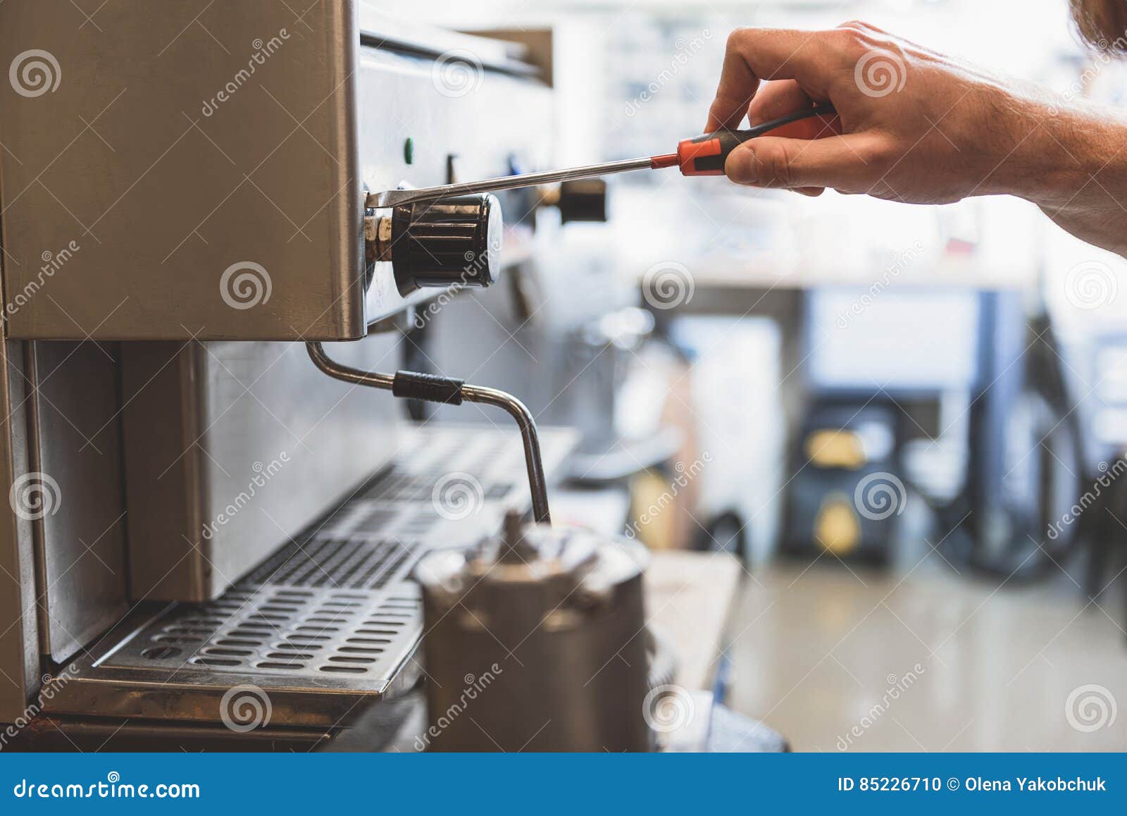 Hombre Que Renueva La Cafetera Fracturada Foto de archivo - Imagen de ...