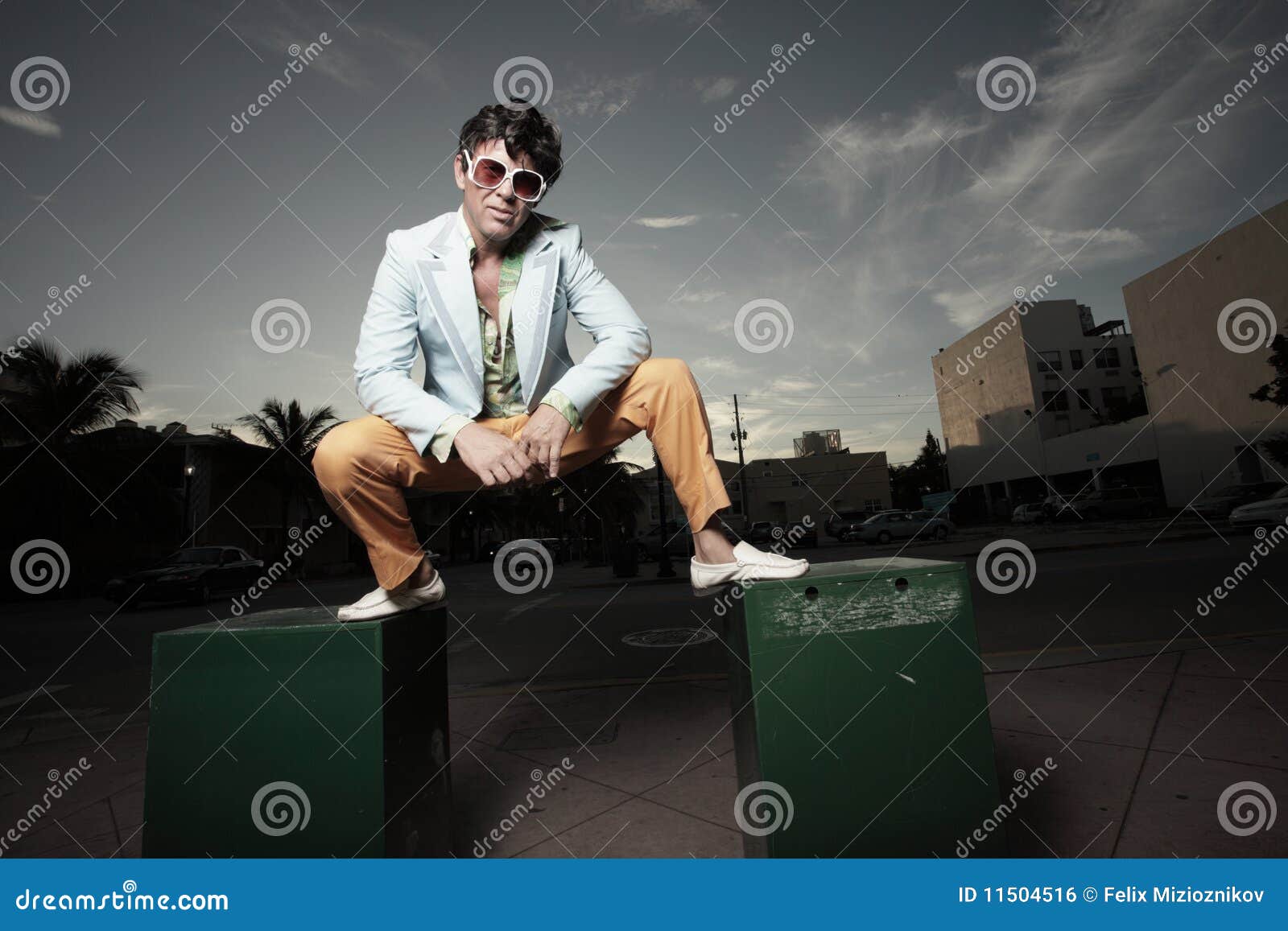 Hombre Que Se Pone En Cuclillas Foto de archivo - Imagen de azul ...