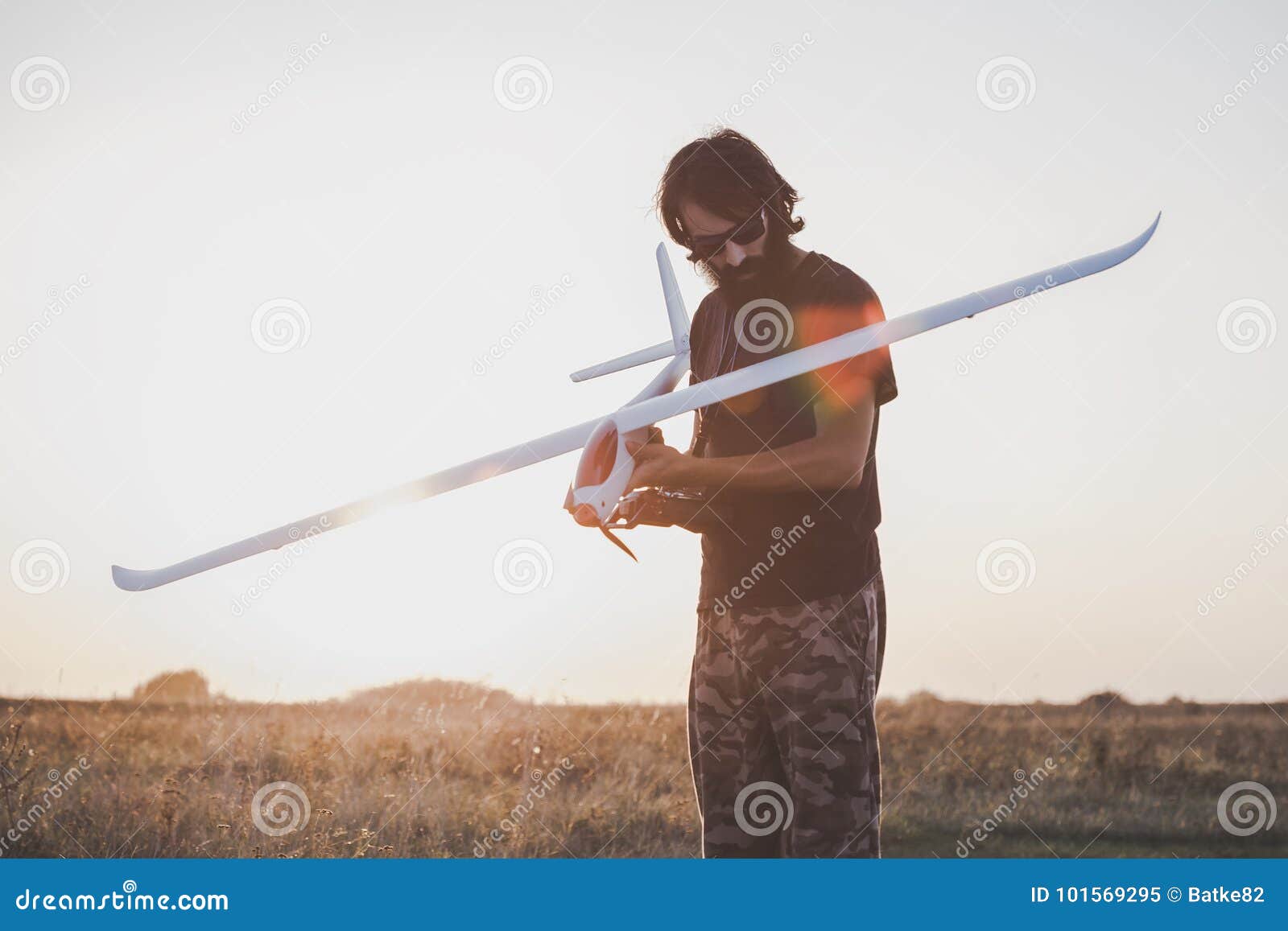 Hombre Que Se Prepara Para Lanzar El Planeador De RC Imagen de archivo ...