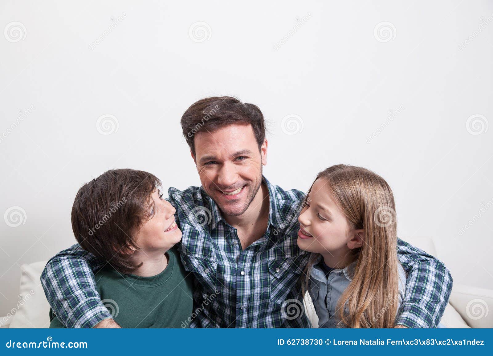 Hombre Que Se Sienta Con Sus Dos Hijos Foto de archivo - Imagen de ...
