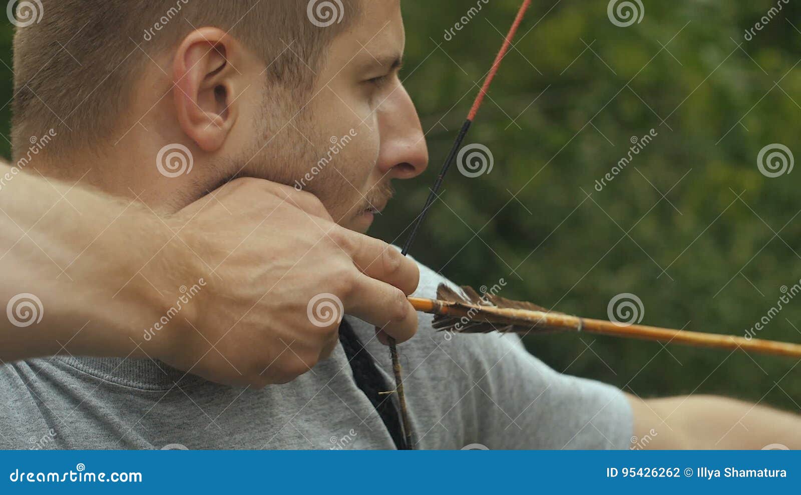 Hombre que tira una flecha metrajes. Vídeo de deporte - 95426262