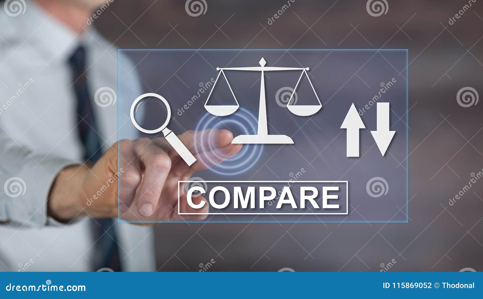 Hombre Que Toca Un Concepto Del Comparar Foto de archivo - Imagen de ...