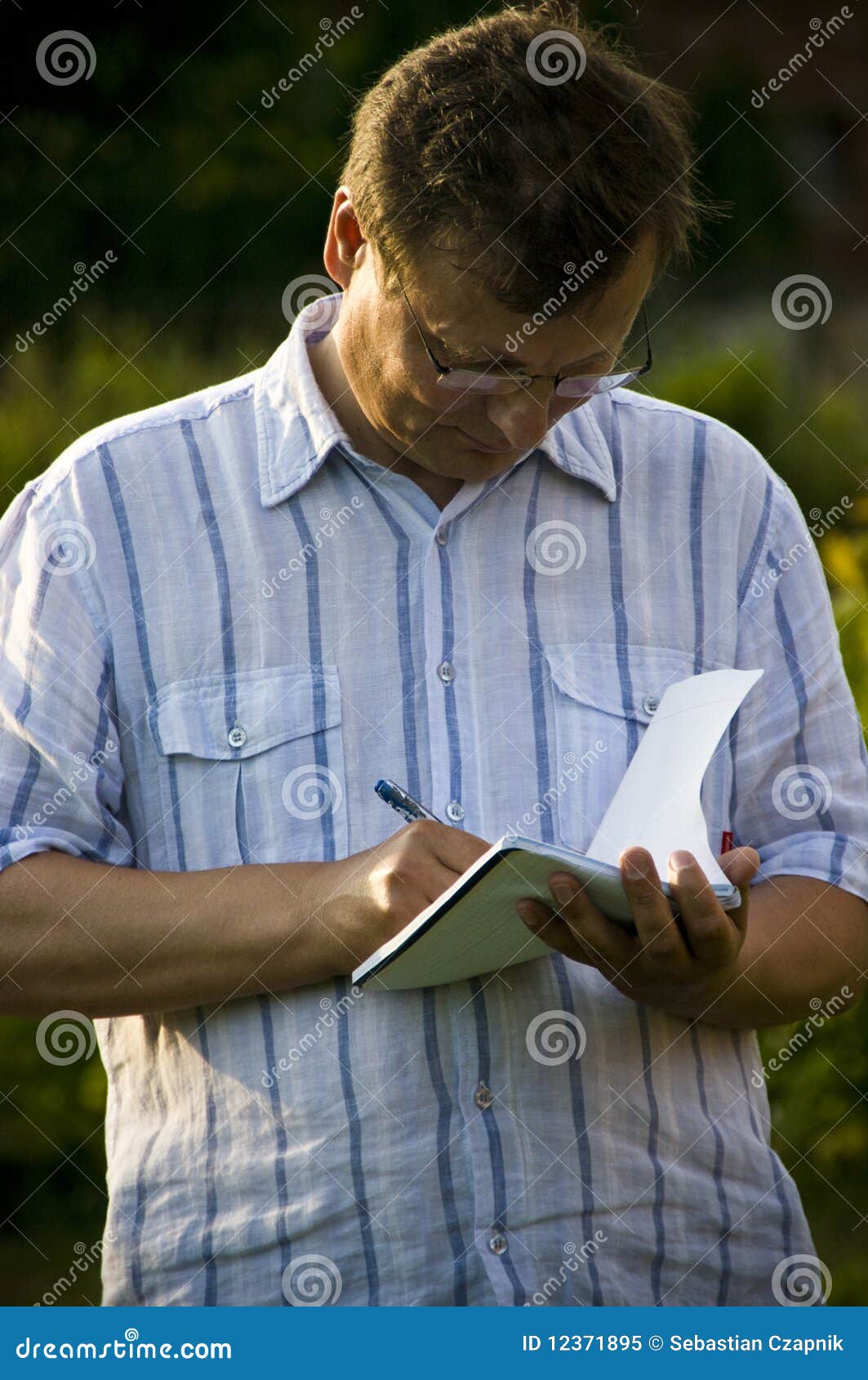 Hombre que toma notas imagen de archivo. Imagen de papeles - 12371895