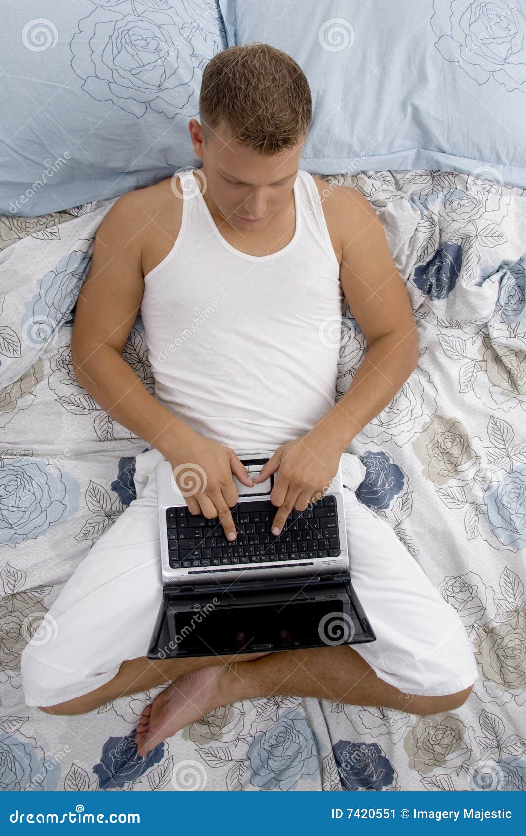 Hombre Que Trabaja En La Computadora Portátil Imagen de archivo - Imagen de hombre, adulto: 7420551