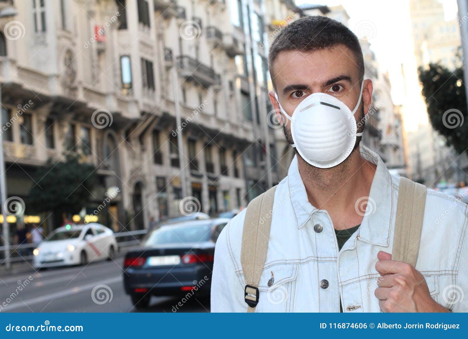 Hombre Que Vive En Ecosistema Malsano Foto de archivo - Imagen de ...