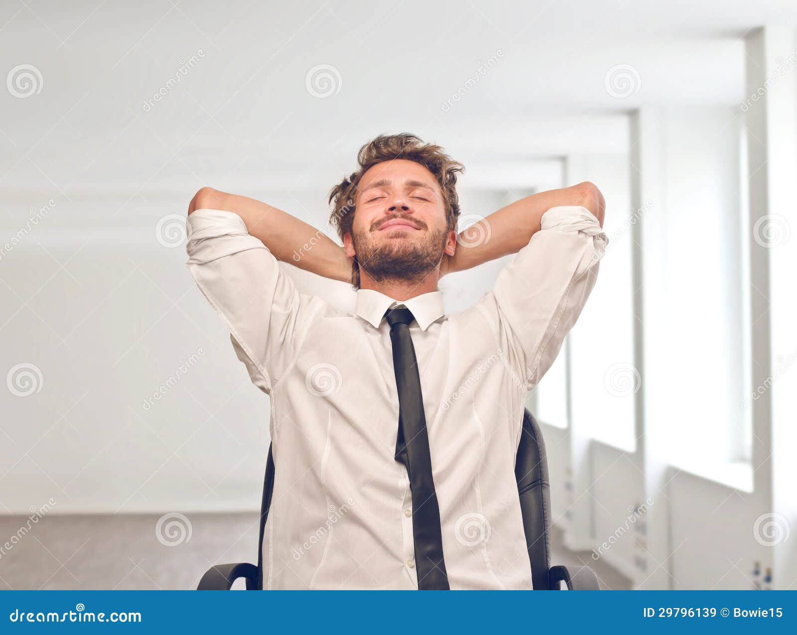 Hombre relajado imagen de archivo. Imagen de silla, muchacho - 29796139