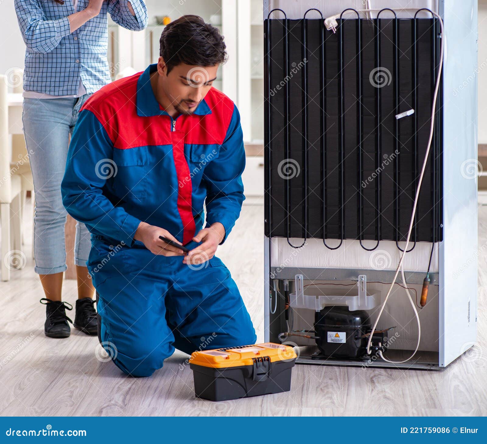 Hombre Reparando Refrigerador Con Cliente Foto de archivo - Imagen de ...