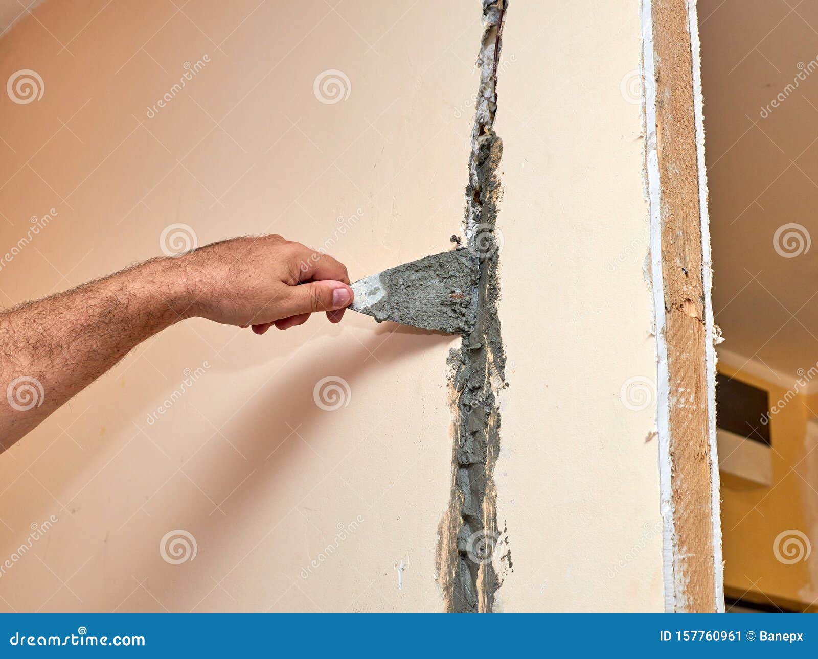 Hombre reparando una pared imagen de archivo. Imagen de proyecto ...