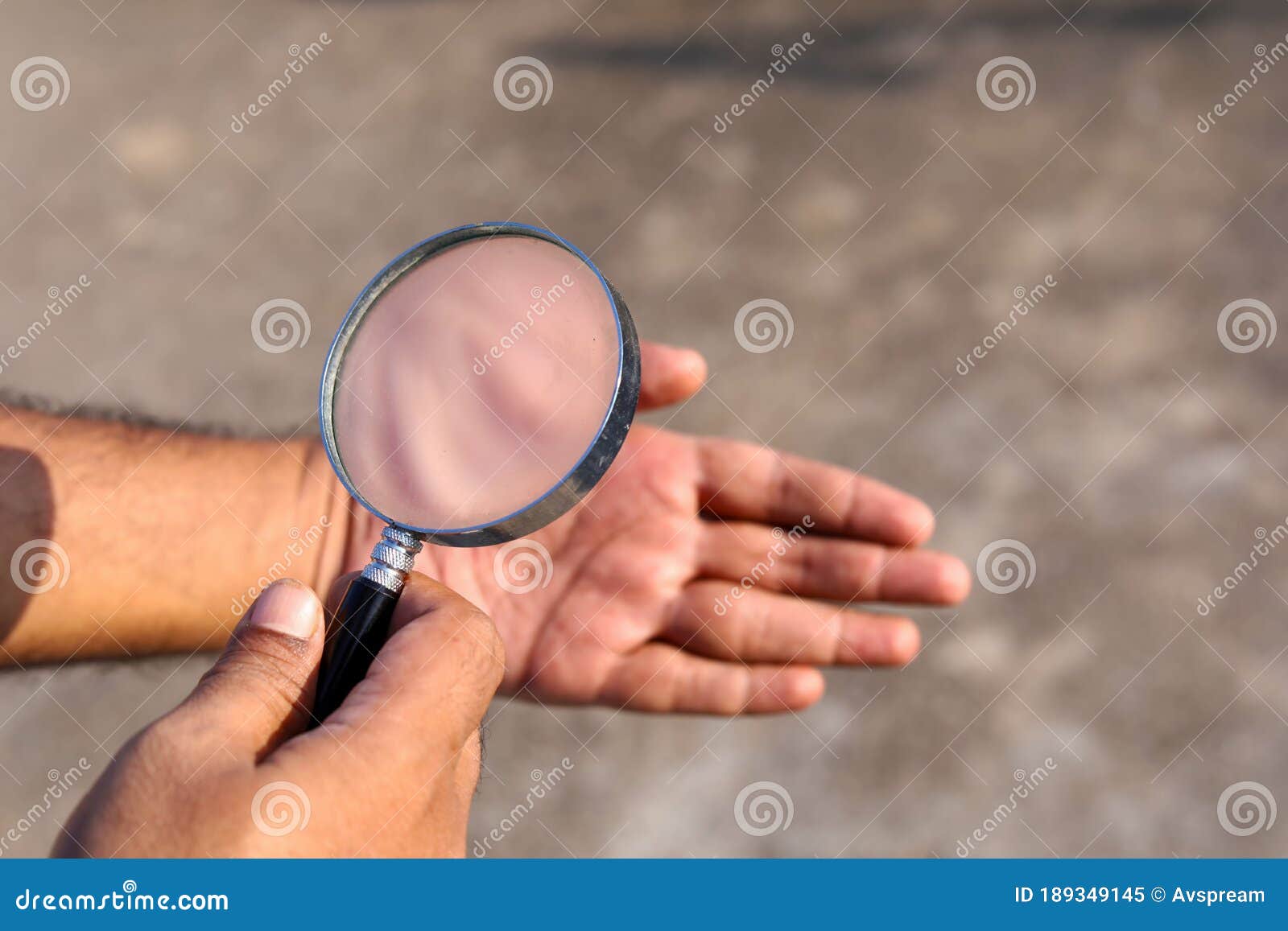 Hombre Revisa Mano Con Lupa Imagen de archivo - Imagen de manos ...