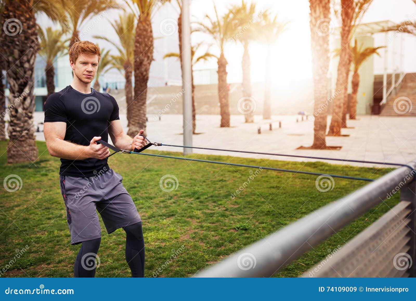 Hombre robusto imagen de archivo. Imagen de directamente - 74109009