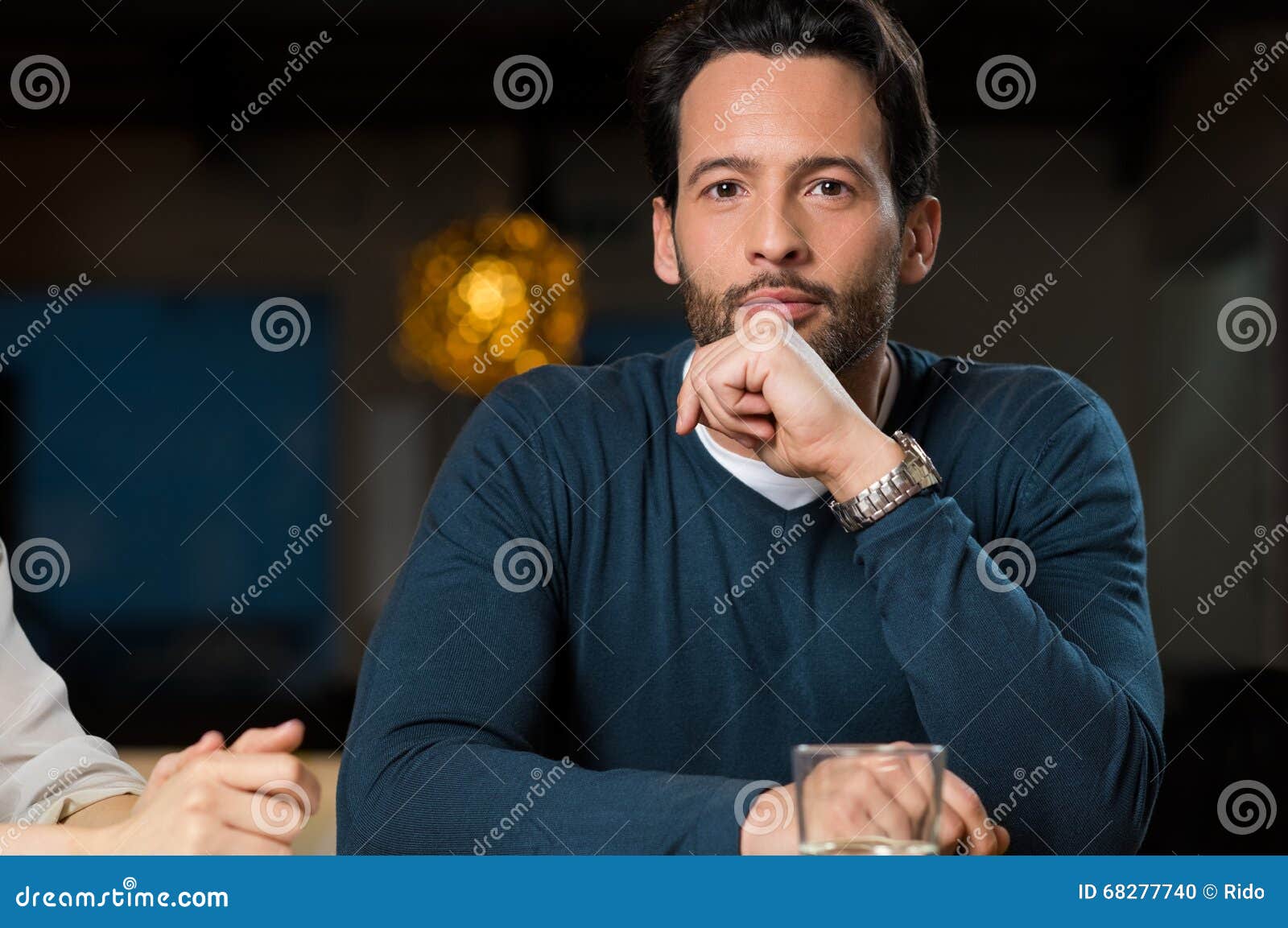 Hombre satisfecho foto de archivo. Imagen de éxito, piense - 68277740