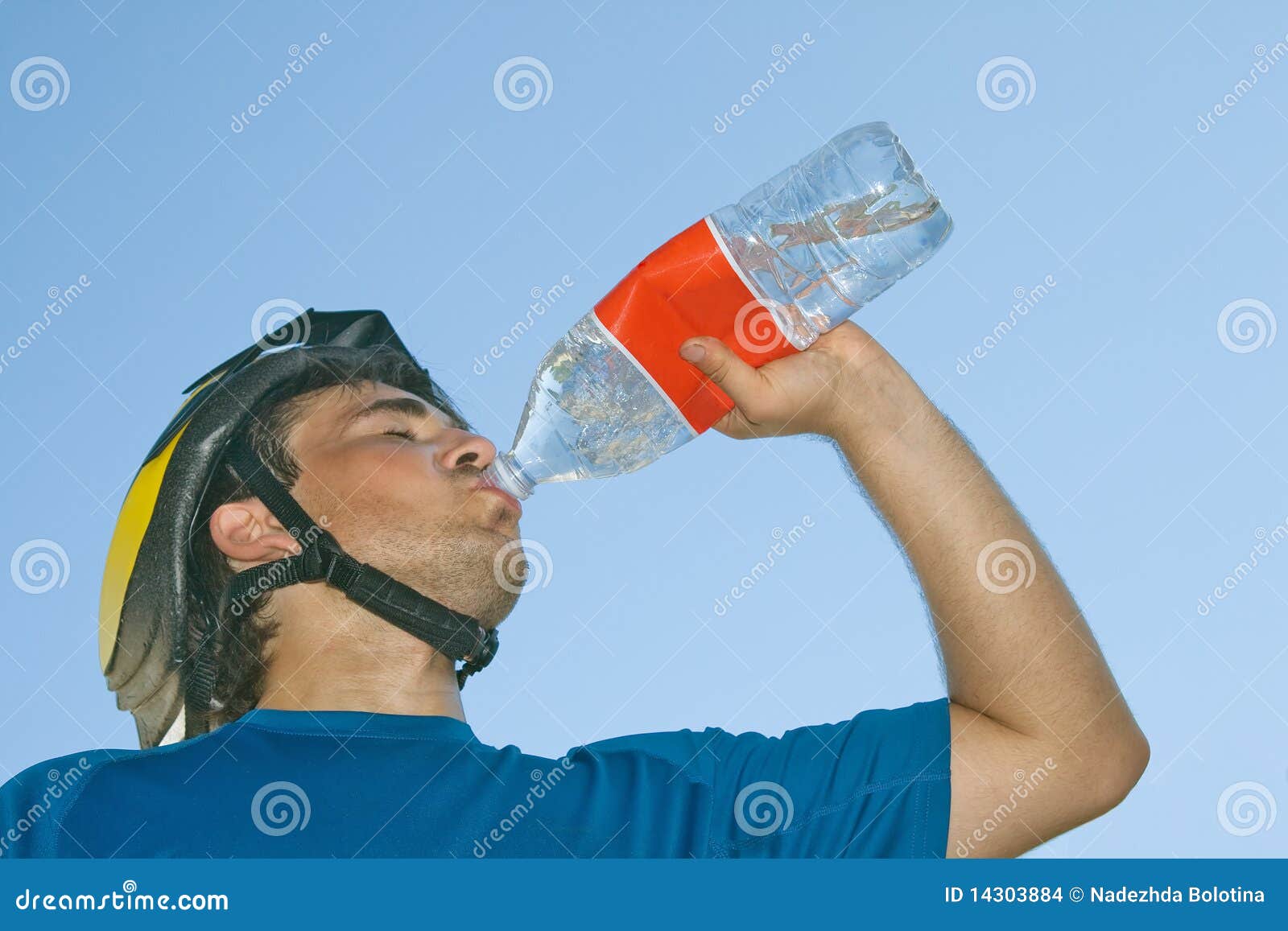 Hombre sediento foto de archivo. Imagen de frescura, botella - 14303884