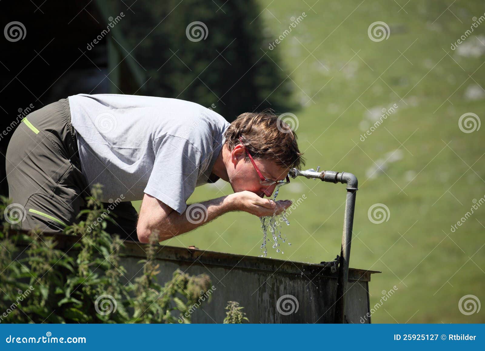 Hombre sediento imagen de archivo. Imagen de textura - 25925127