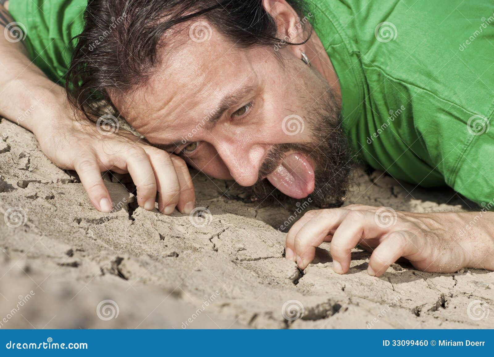 Hombre Sediento En Suelo Secado Foto de archivo - Imagen de agua ...