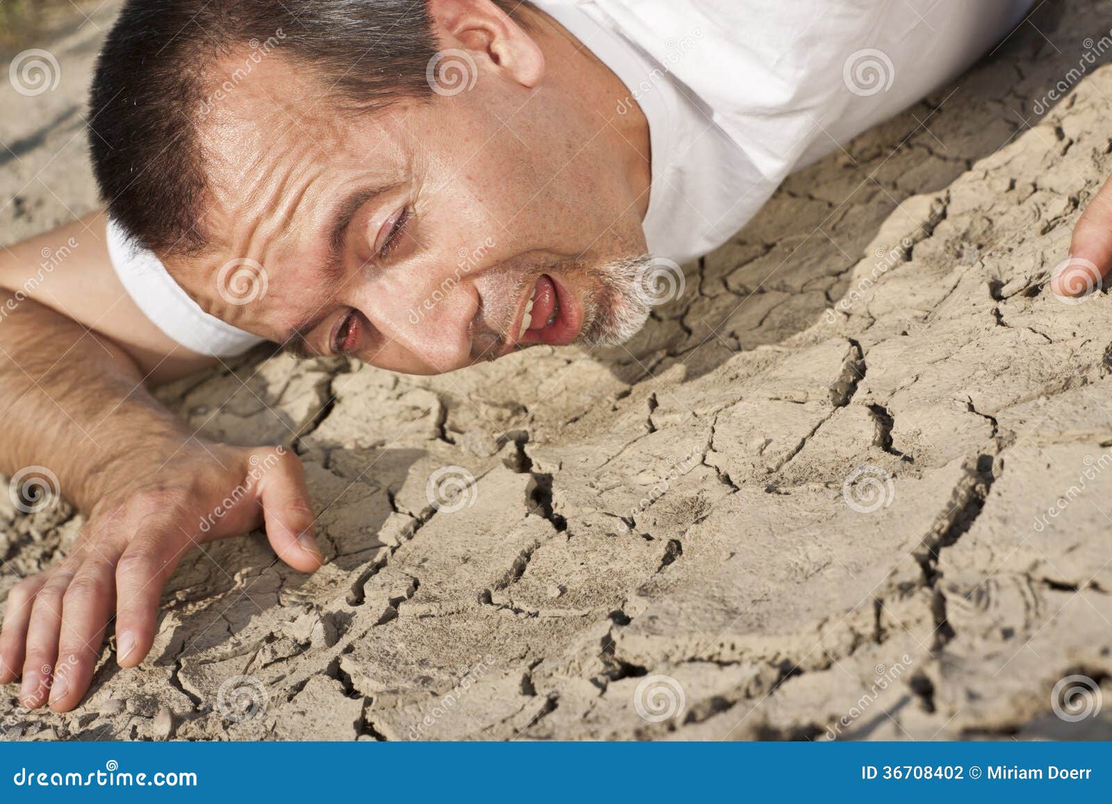 Hombre Sediento En Un Desierto Foto de archivo - Imagen de hombre, cubo ...