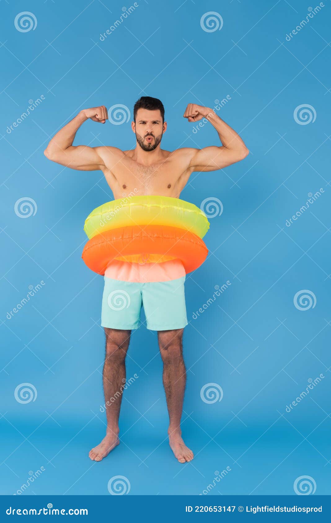 Hombre Sin Camisa En Anillos Inflables Que Muestran Imagen De Archivo Imagen De Weekend
