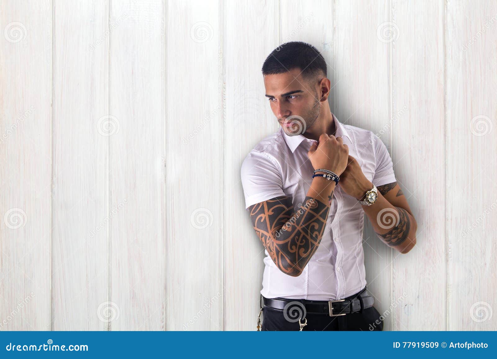 Hombre Sonriente Joven En La Camisa Blanca Y Vaqueros Imagen de archivo ... Hombre Sonriente Joven En La Camisa Blanca Y Vaqueros Imagen de archivo ...