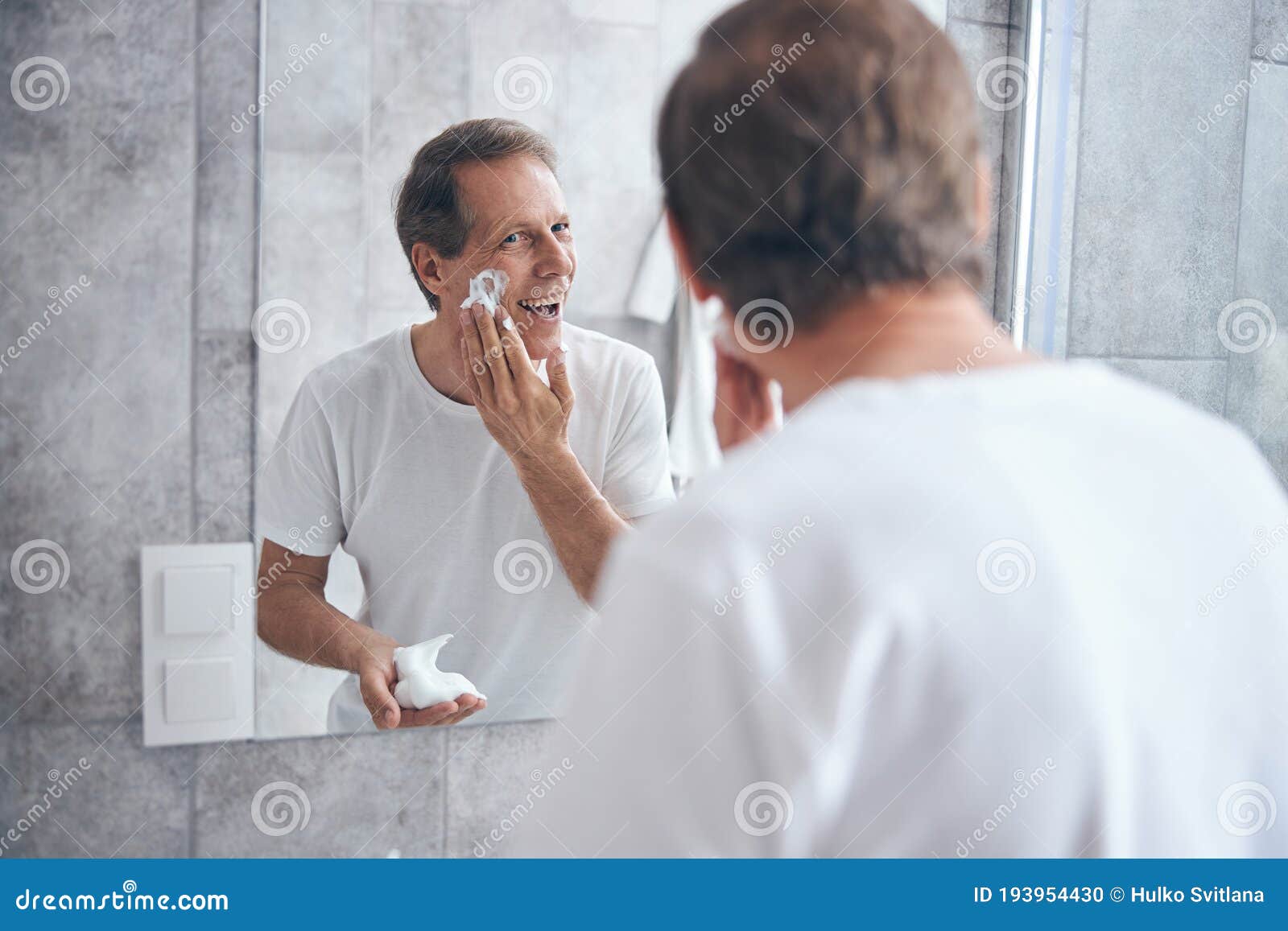 Hombre Sonriente Mirándose En El Espejo Foto de archivo - Imagen de ... Hombre Sonriente Mirándose En El Espejo Foto de archivo - Imagen de ...
