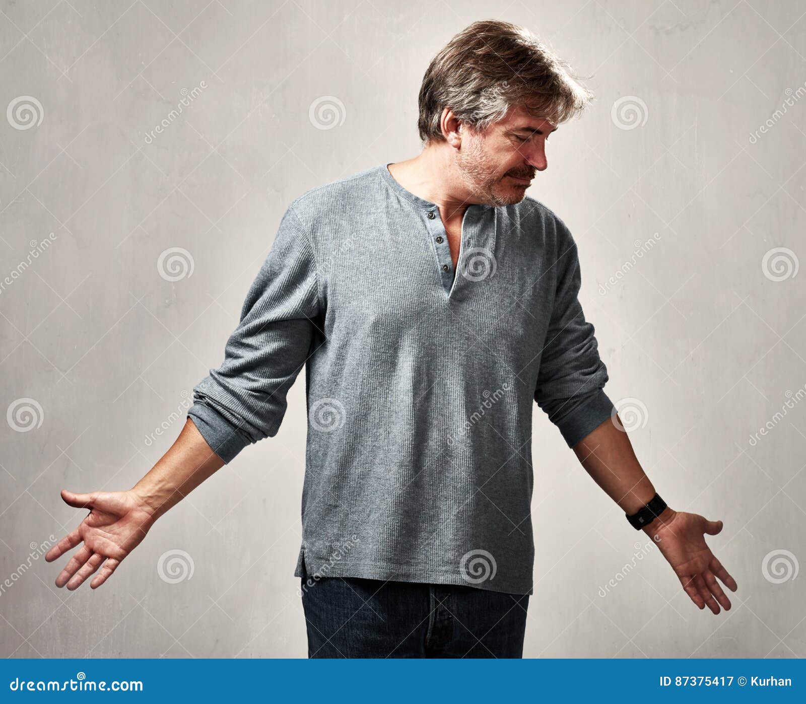 Hombre sumiso imagen de archivo. Imagen de gente, gris - 87375417