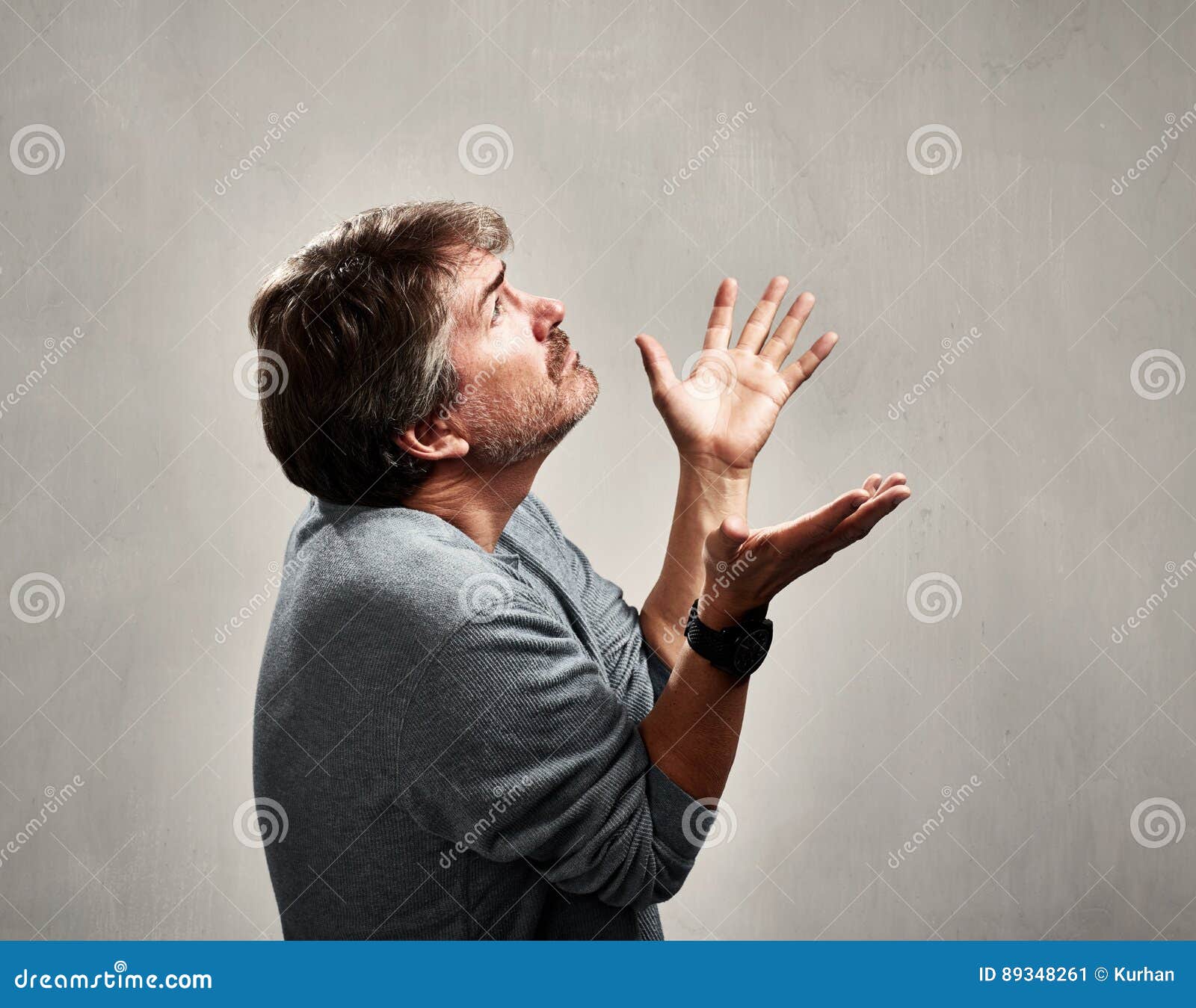 Hombre sumiso imagen de archivo. Imagen de humilde, lifestyle - 89348261