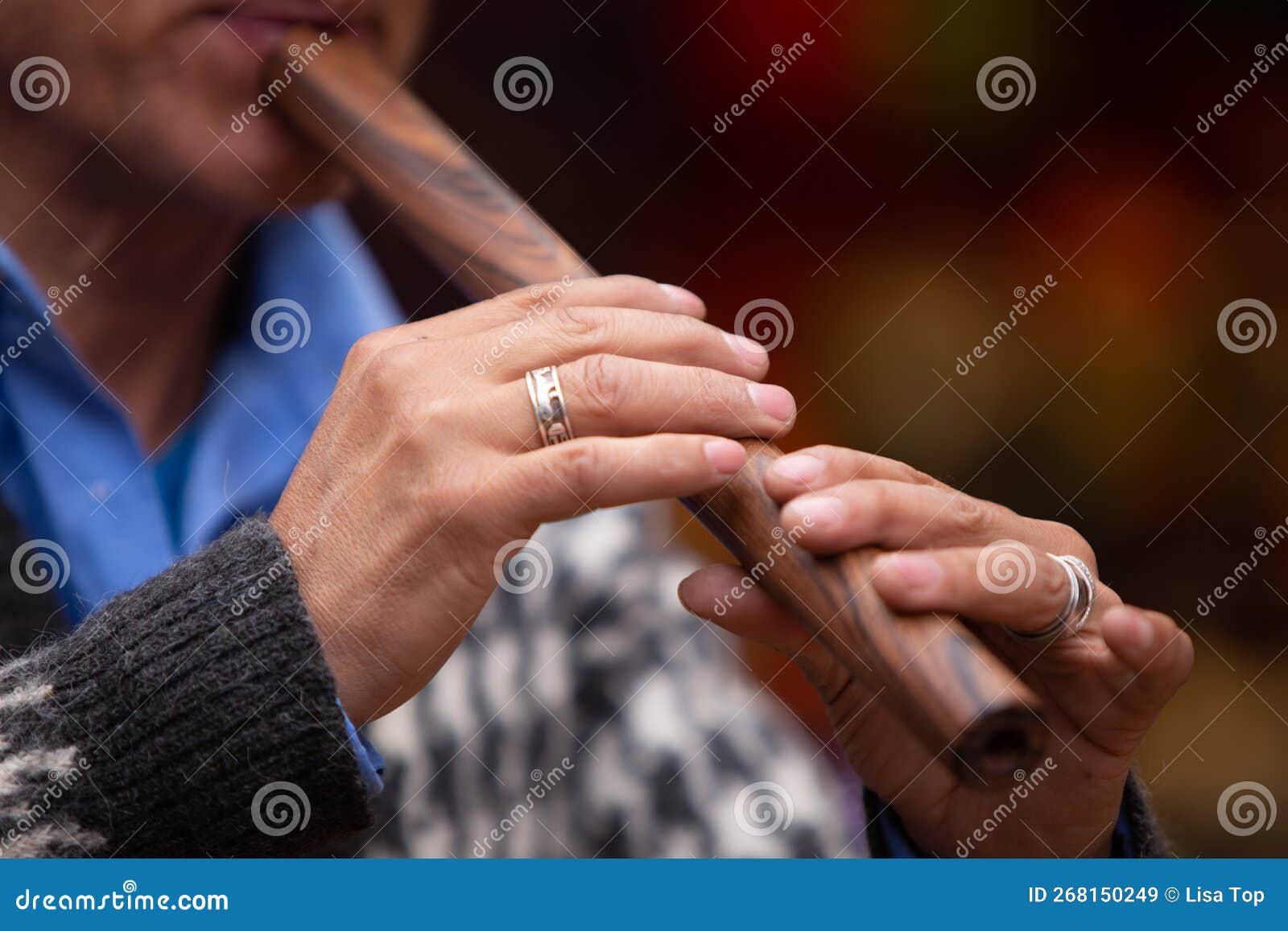 Hombre Tocando Una Flauta Peruana Imagen de archivo - Imagen de flauta ...