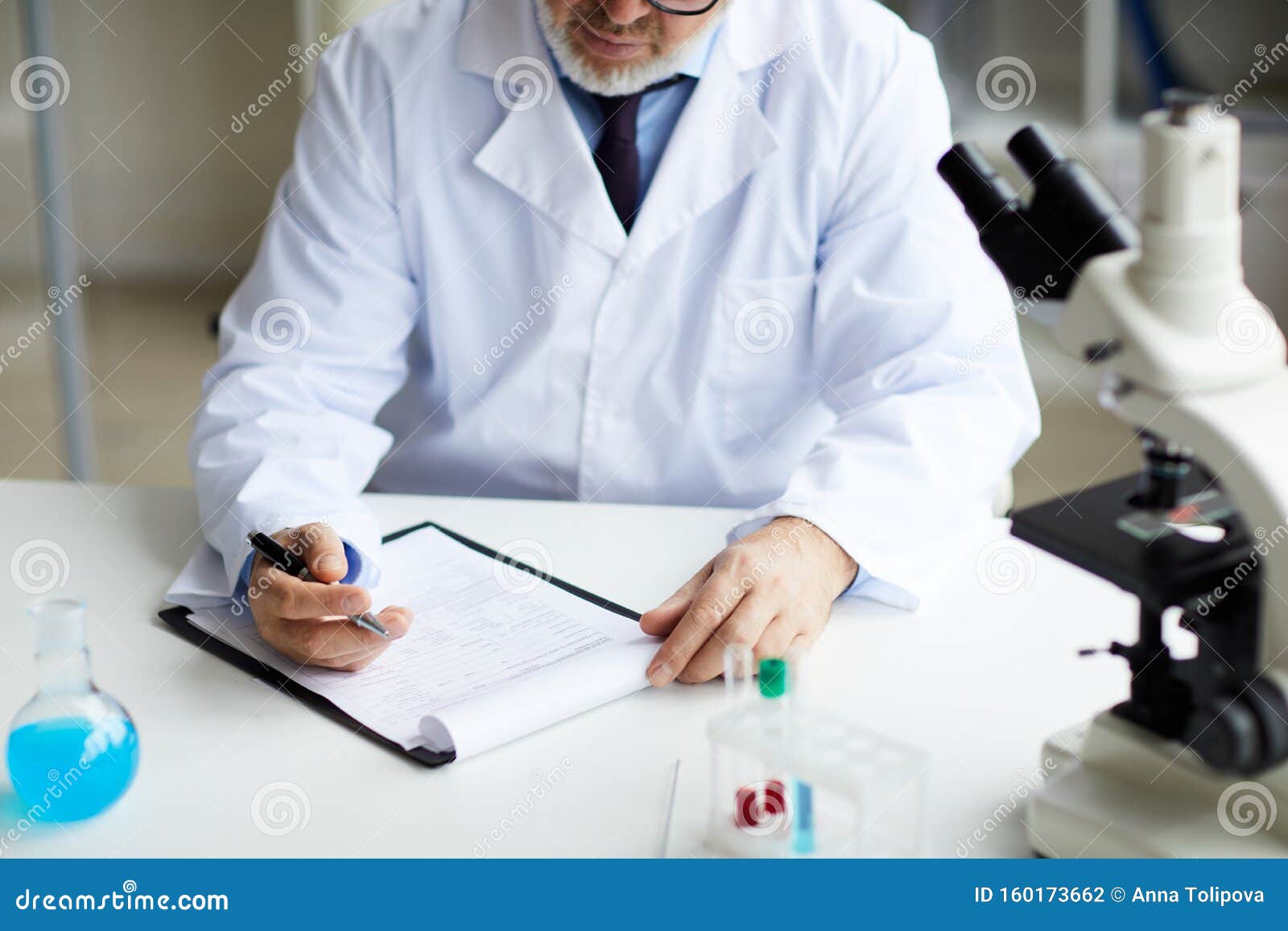 Hombre Trabajando En El Laboratorio Foto de archivo - Imagen de examen ...