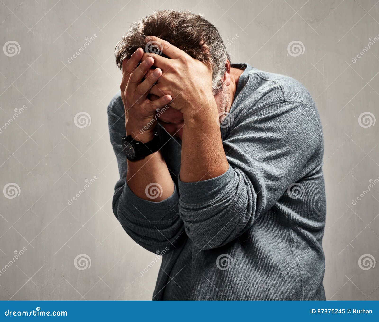 Hombre triste humillado imagen de archivo. Imagen de sepia - 87375245