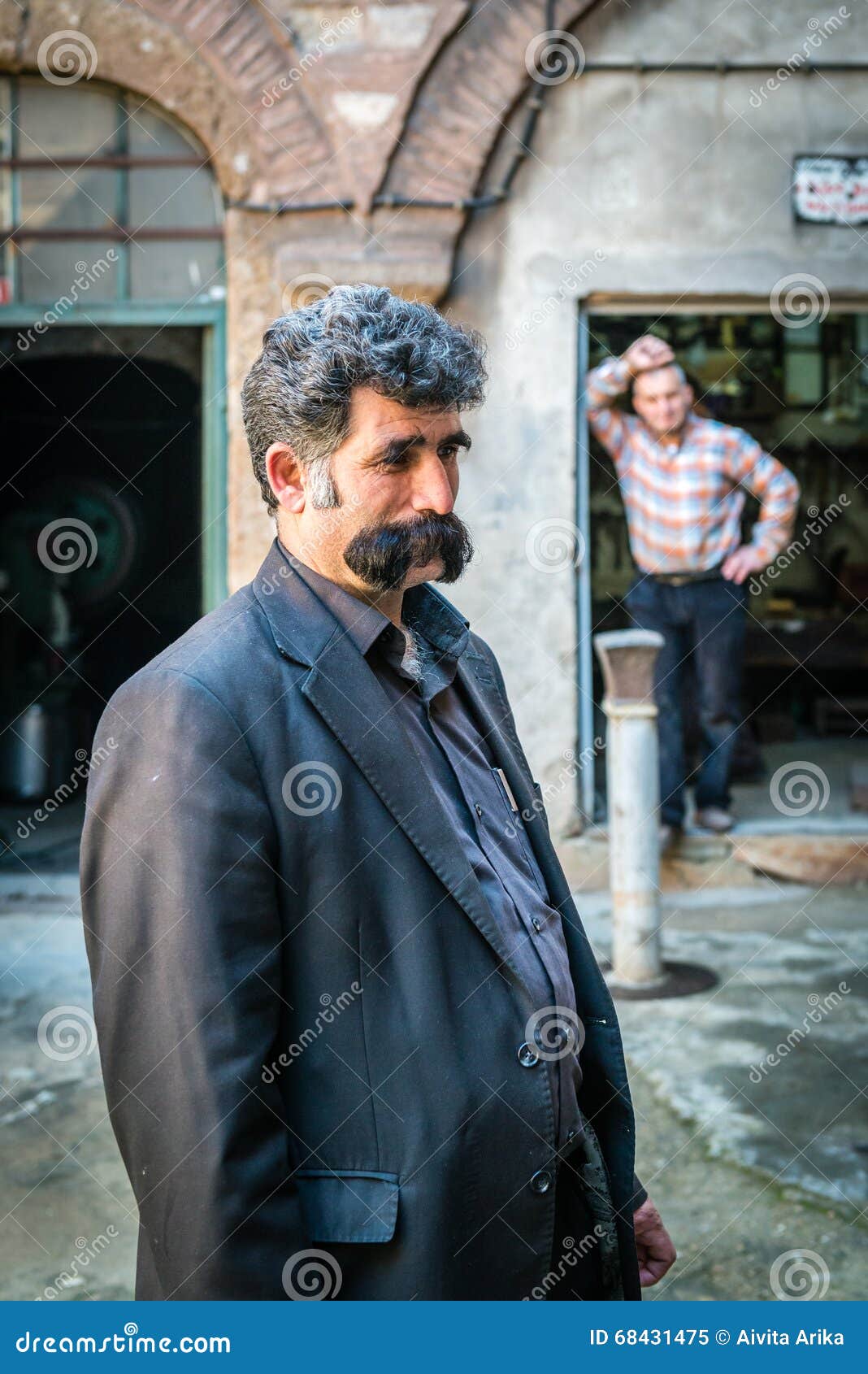 Hombre turco con el bigote imagen editorial. Imagen de estambul - 68431475