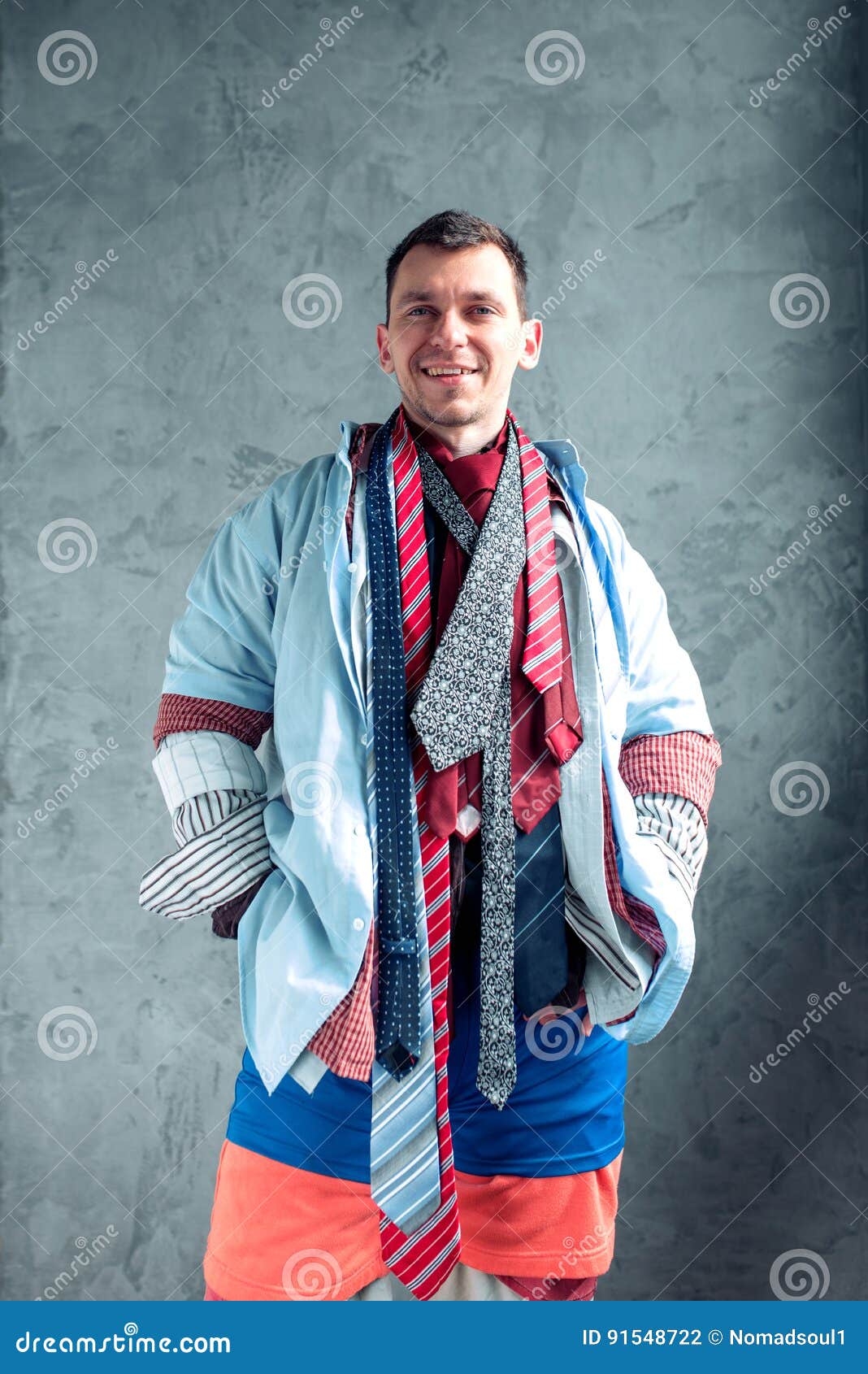 Hombre Vestido En Mucha Ropa Foto de archivo - Imagen de minorista ...