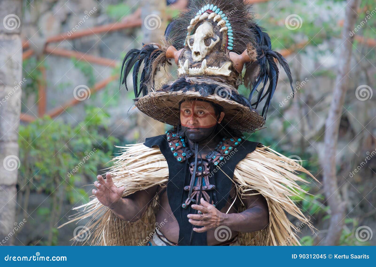 Hombre Vestido En Traje Maya Imagen editorial - Imagen de tribal ...