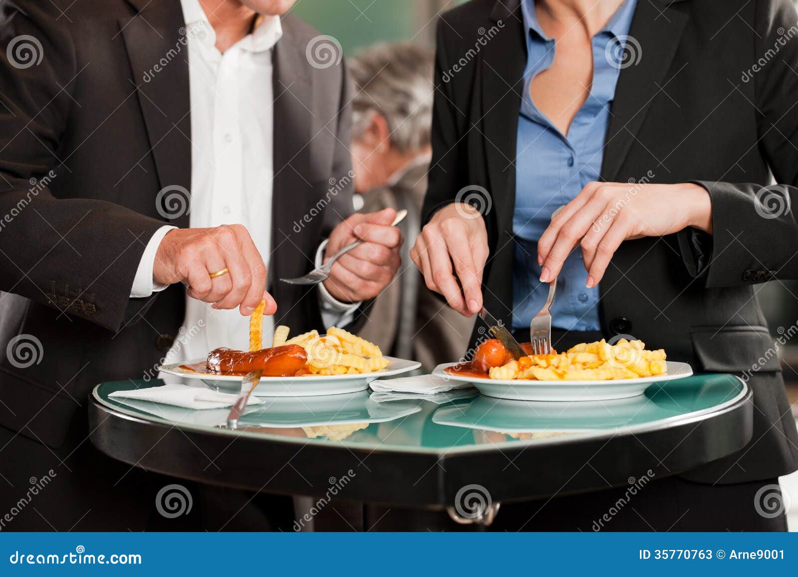 Hombres De Negocios Que Comen La Comida Deliciosa Junta Imagen de ...