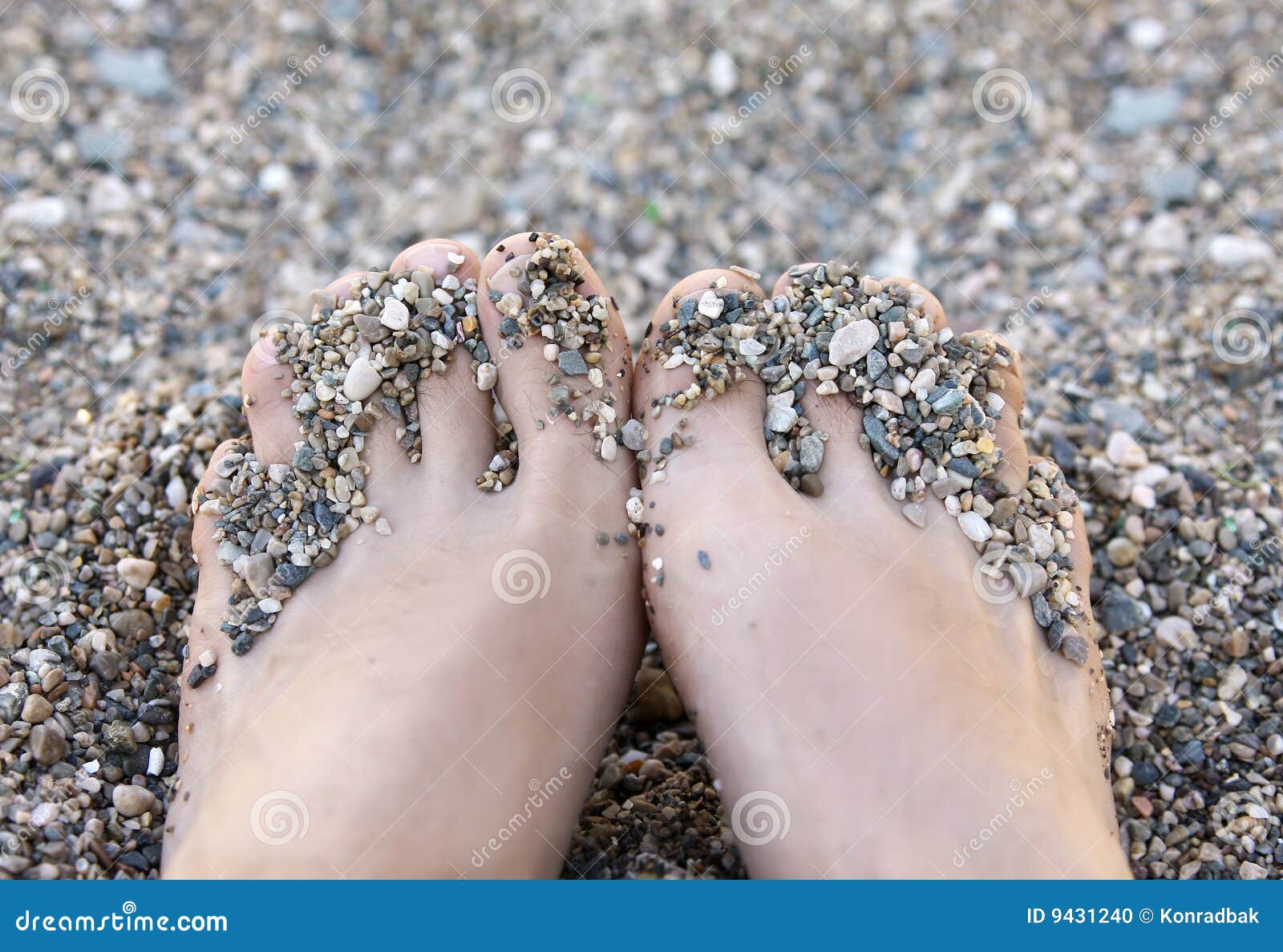 Hombres descalzos foto de archivo. Imagen de orilla, bienestar - 9431240