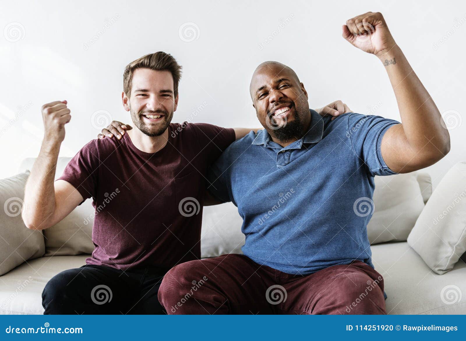 Hombres Diversos Que Animan Deporte Junto Foto de archivo - Imagen de ...
