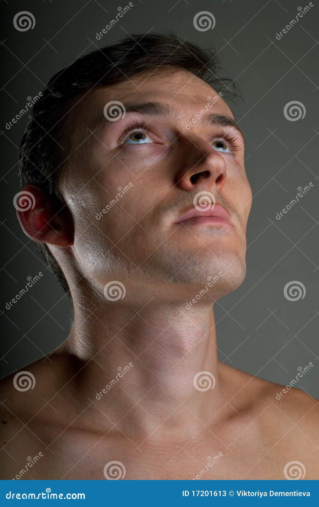 Hombres Jovenes En Obscuridad Imagen de archivo - Imagen de gris ...