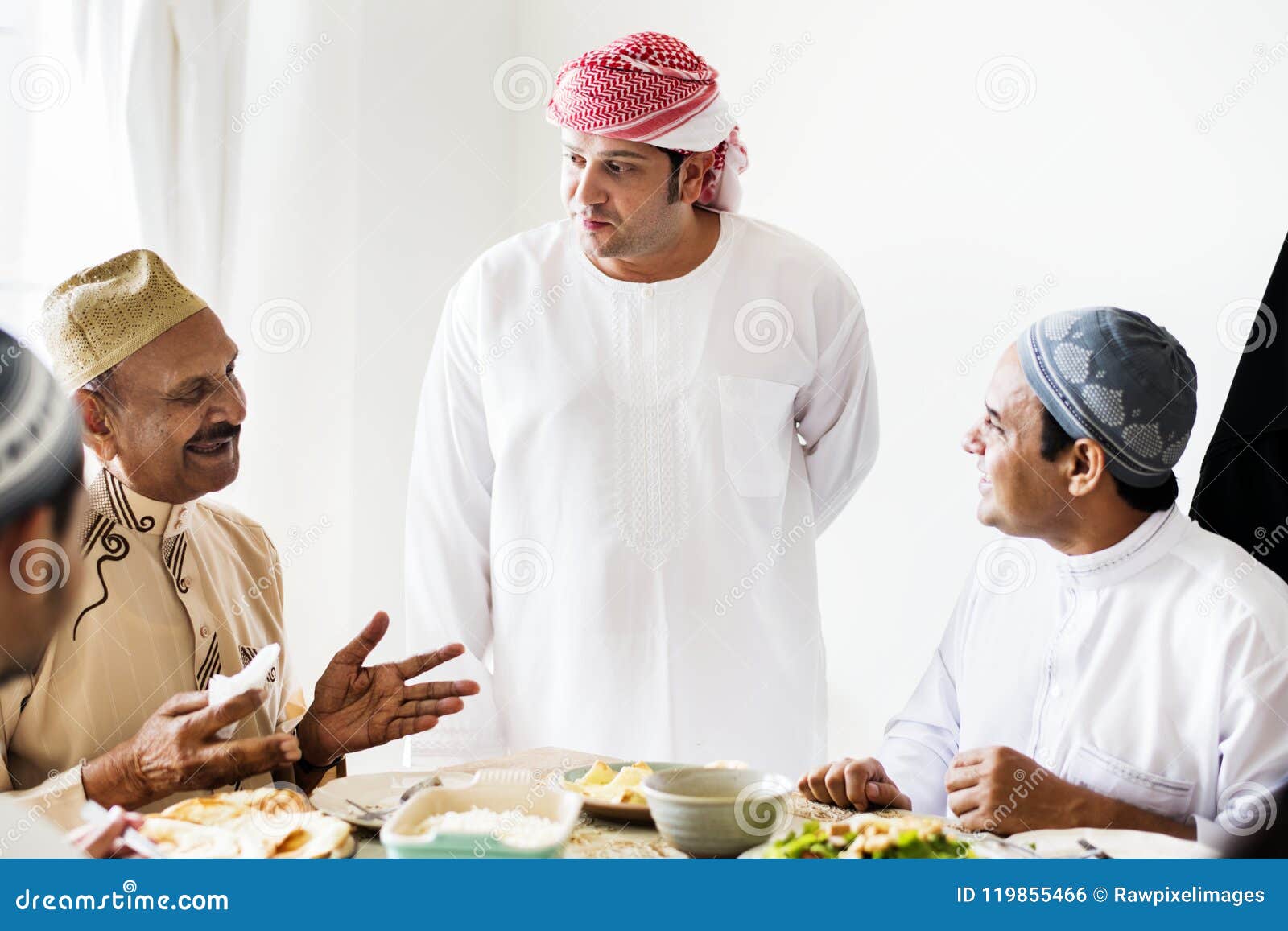 Hombres Musulmanes Que Tienen Una Comida Foto de archivo - Imagen de ...